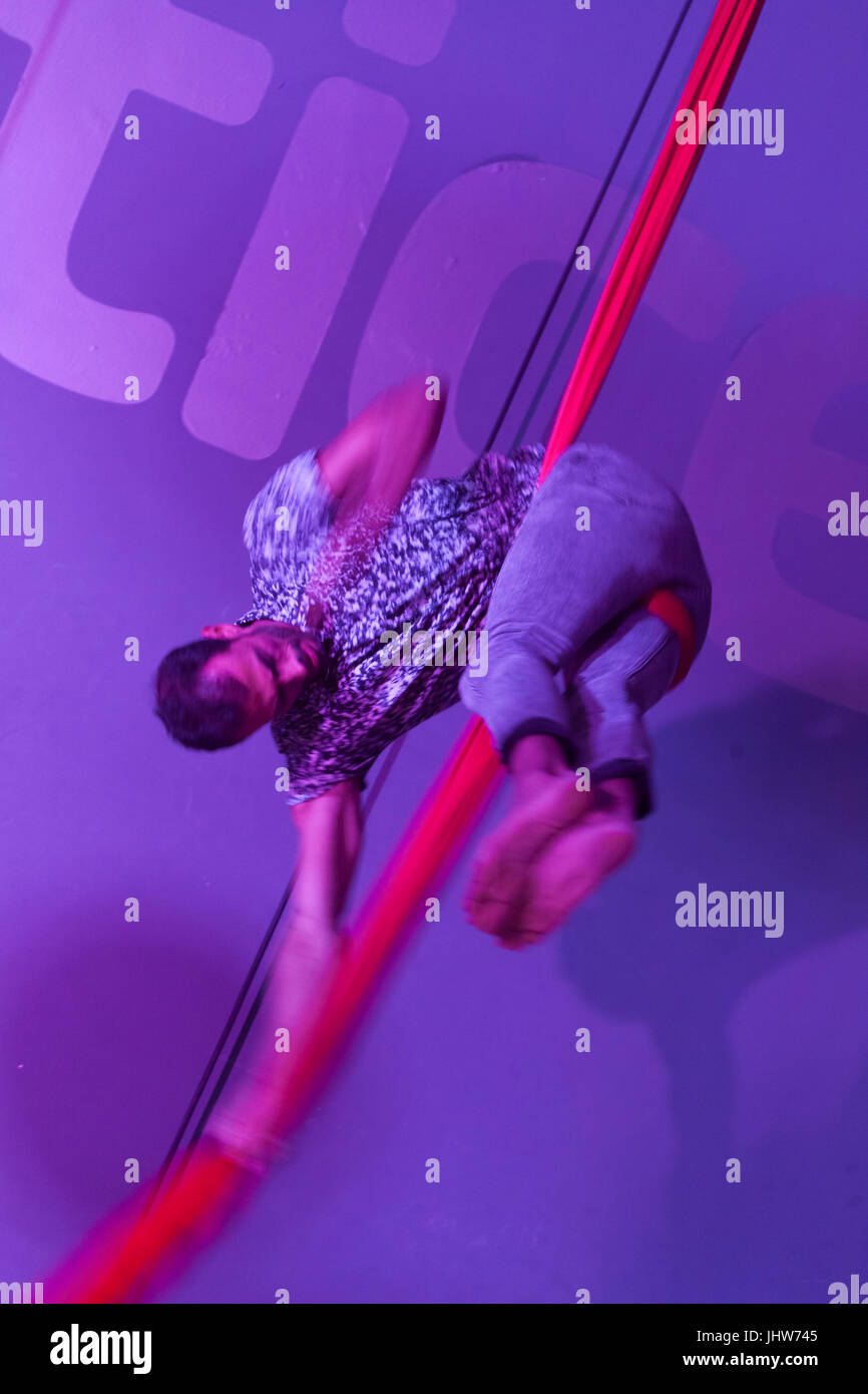 Trapeze artist hanging upside down hi-res stock photography and images ...
