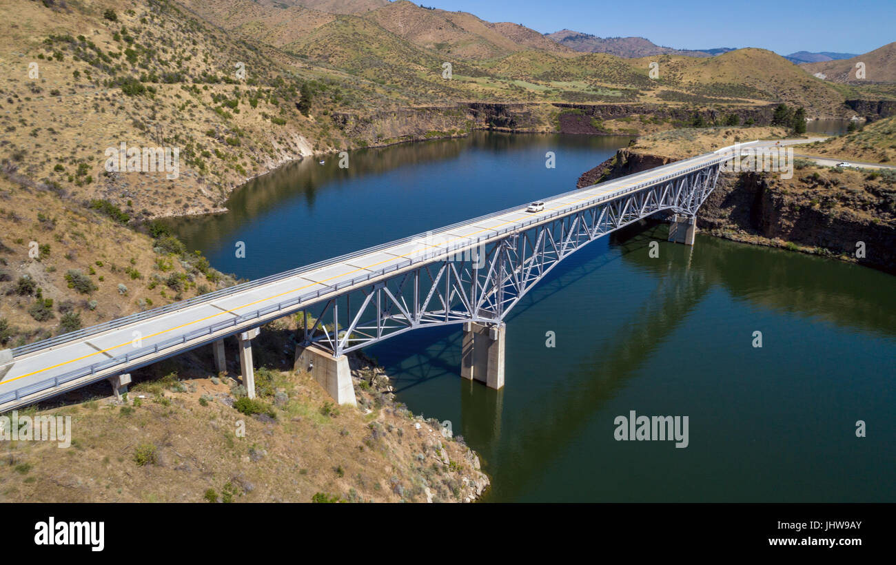 River traffic makes way hi-res stock photography and images - Alamy