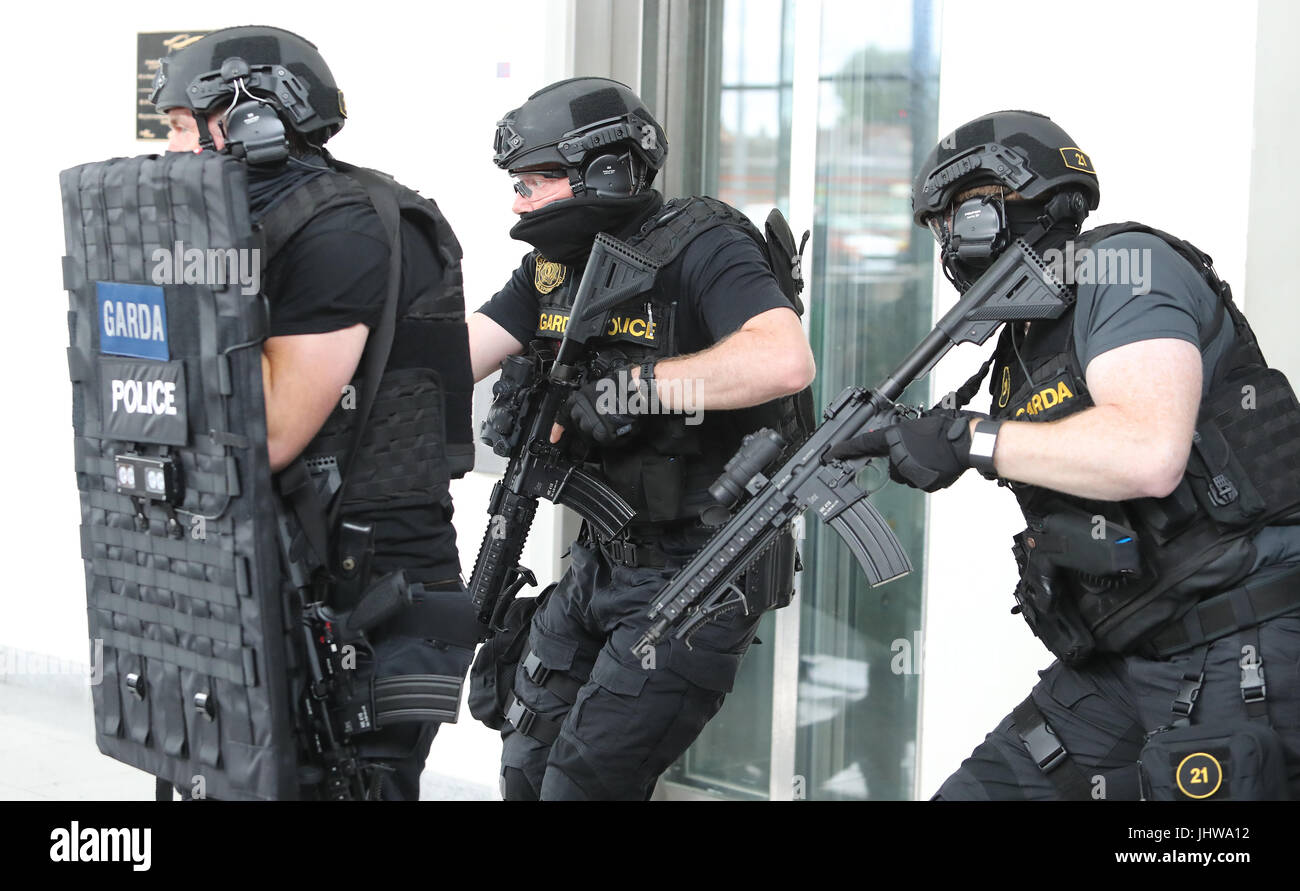 Members garda emergency response unit hi-res stock photography and ...