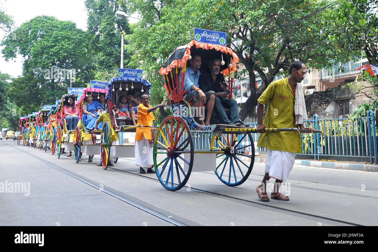 Kolkata, India. 16th July, 2017. Rickshaw puller pull hand pull ...