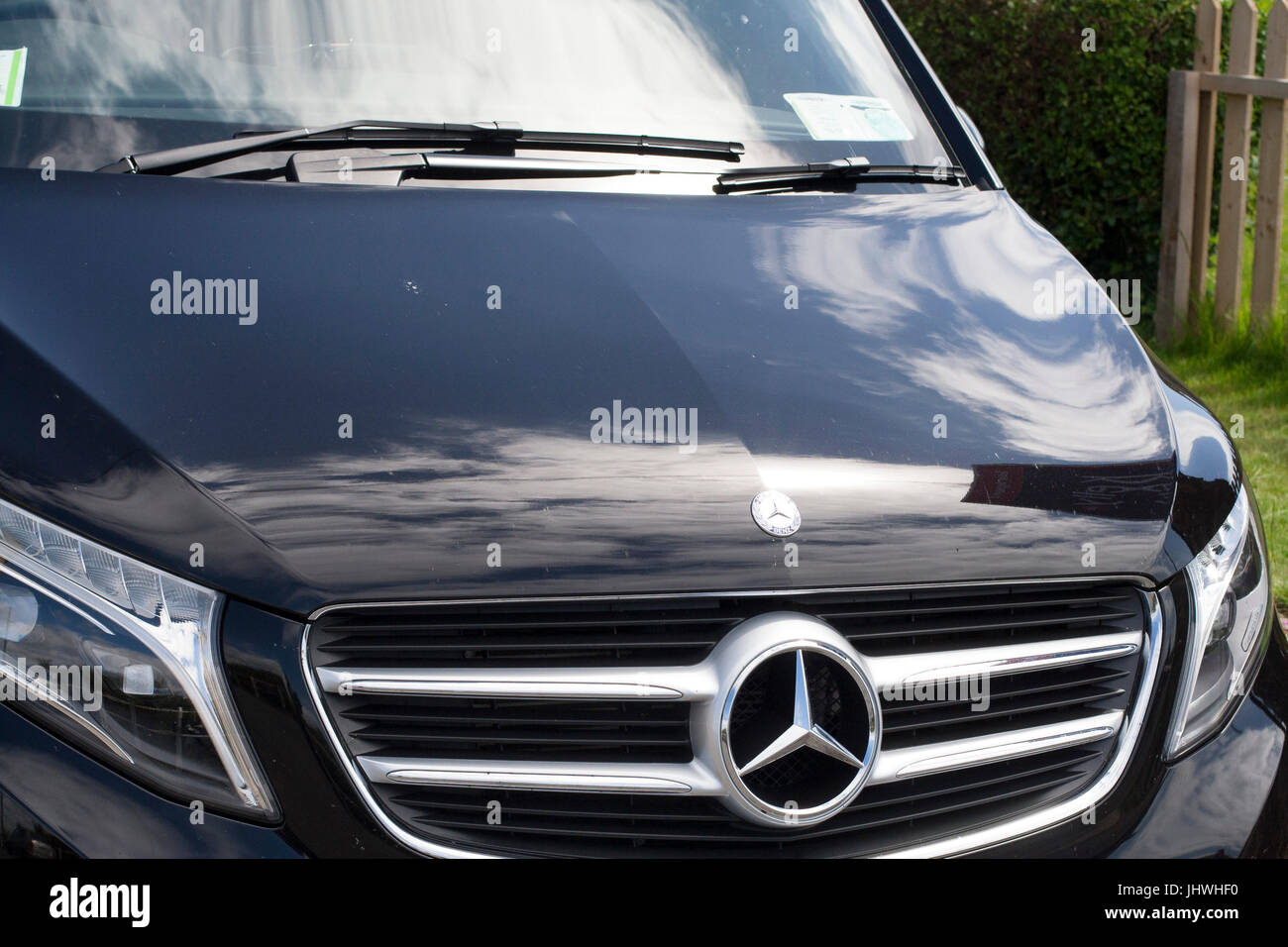 Mercedes badge on the front of a black Mercedes car Stock Photo - Alamy