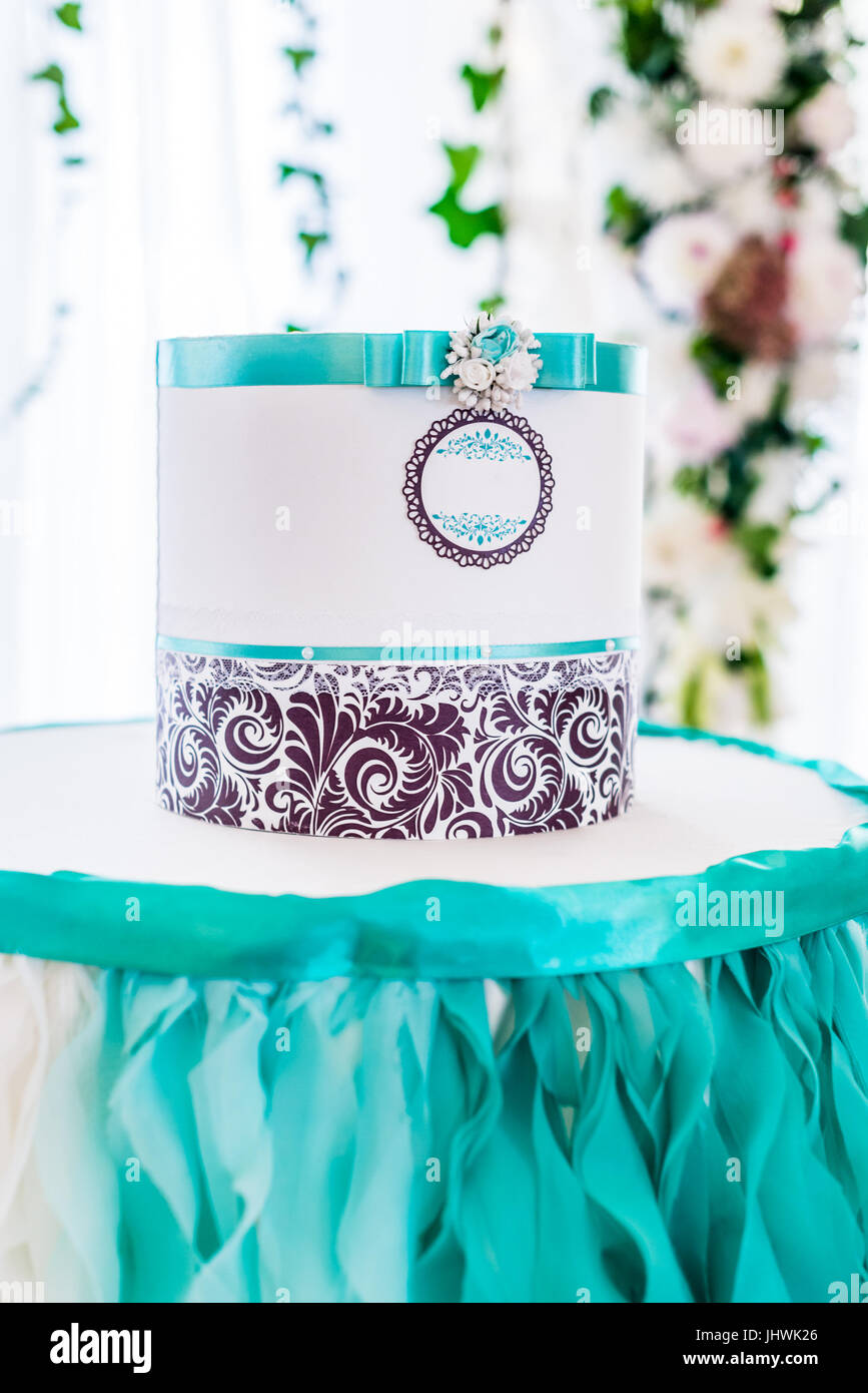 White wedding decorated paper box Stock Photo - Alamy