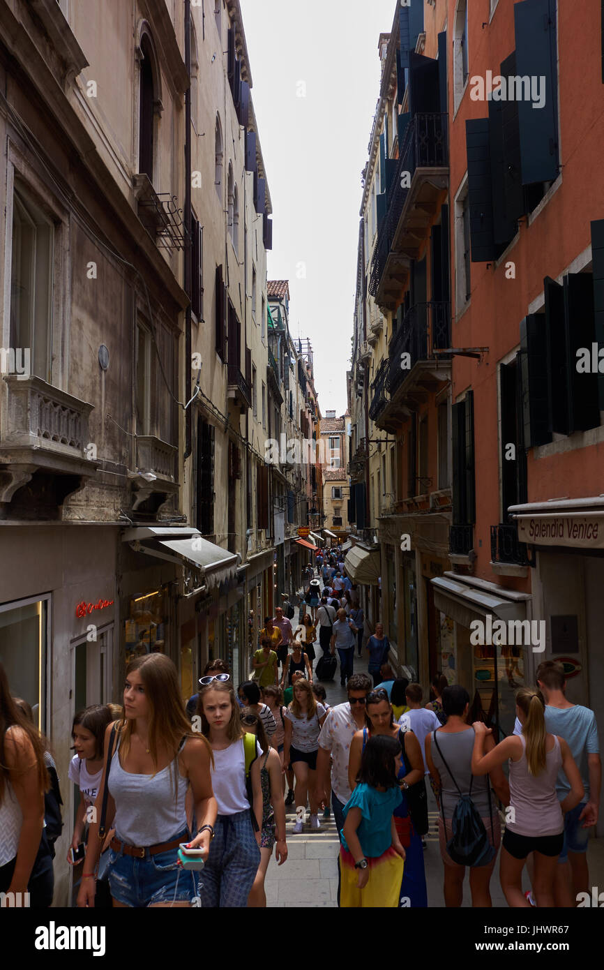 Crowds of tourists Venice. Italy Stock Photo - Alamy