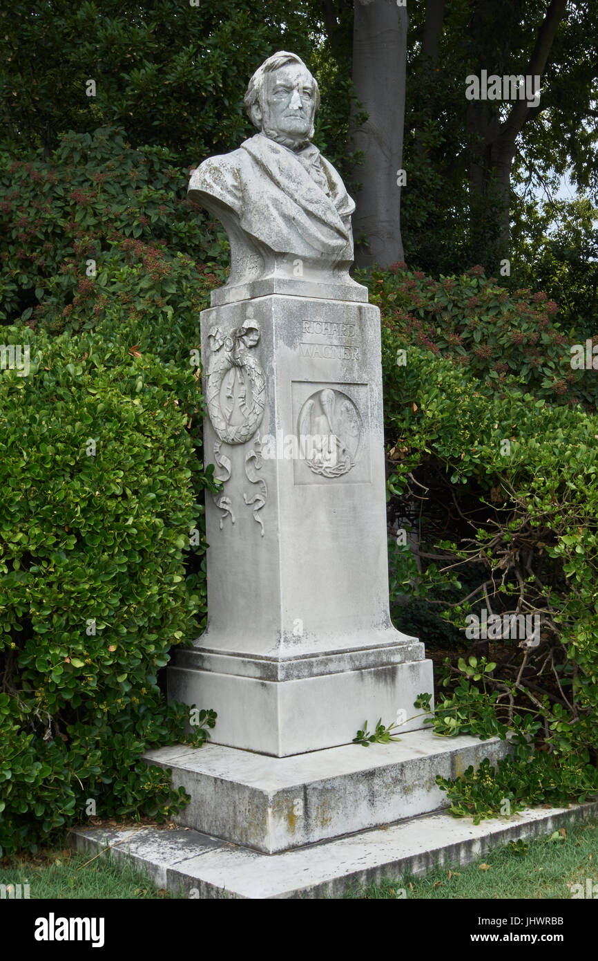 Statue in park. Venice. Italy Stock Photo - Alamy