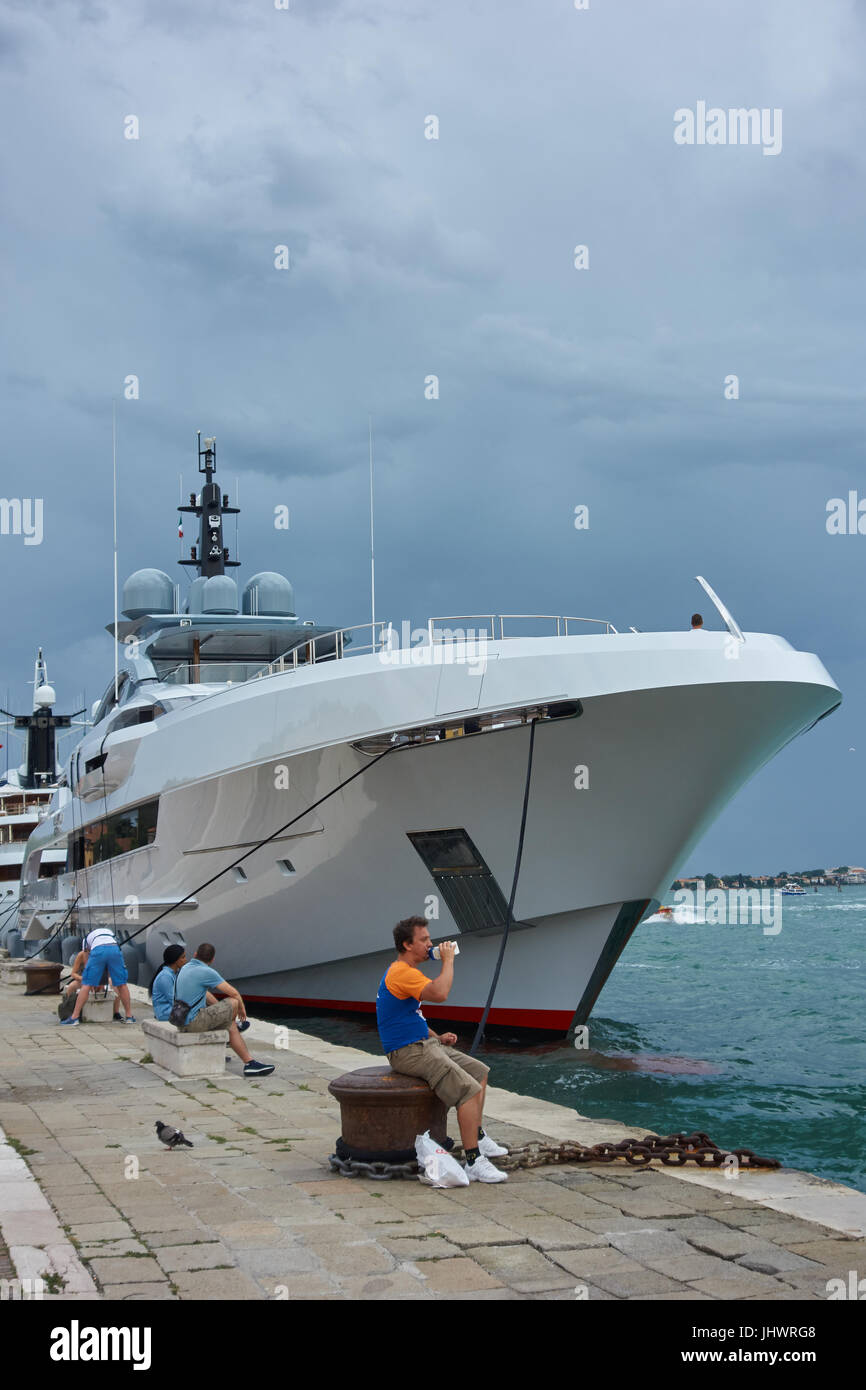 Multi million dollar boat hi-res stock photography and images - Alamy