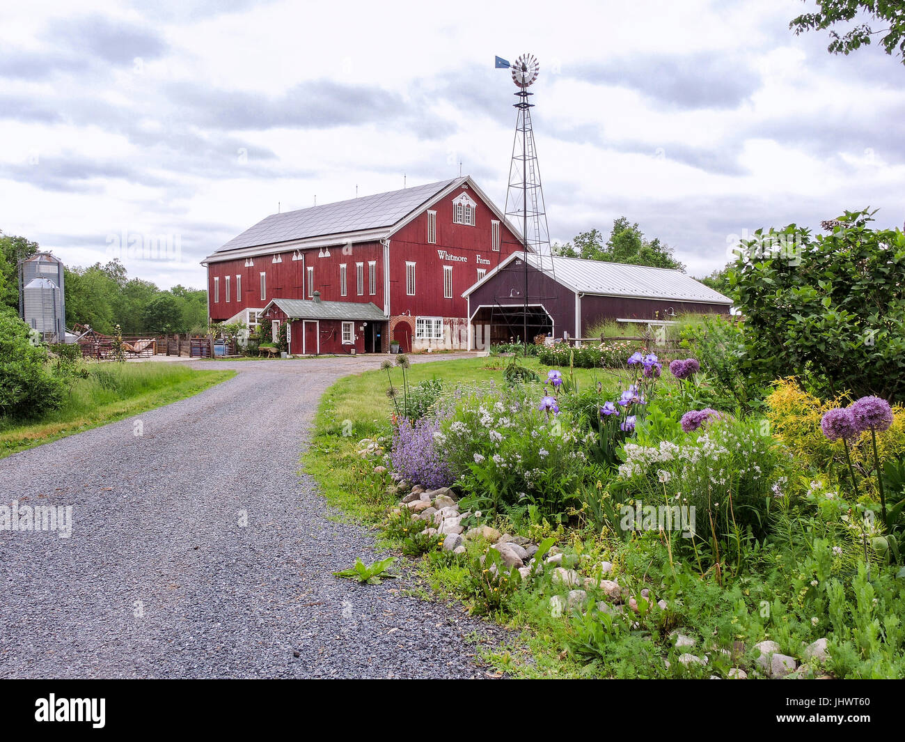 Red barn, farmhouse Stock Photo - Alamy