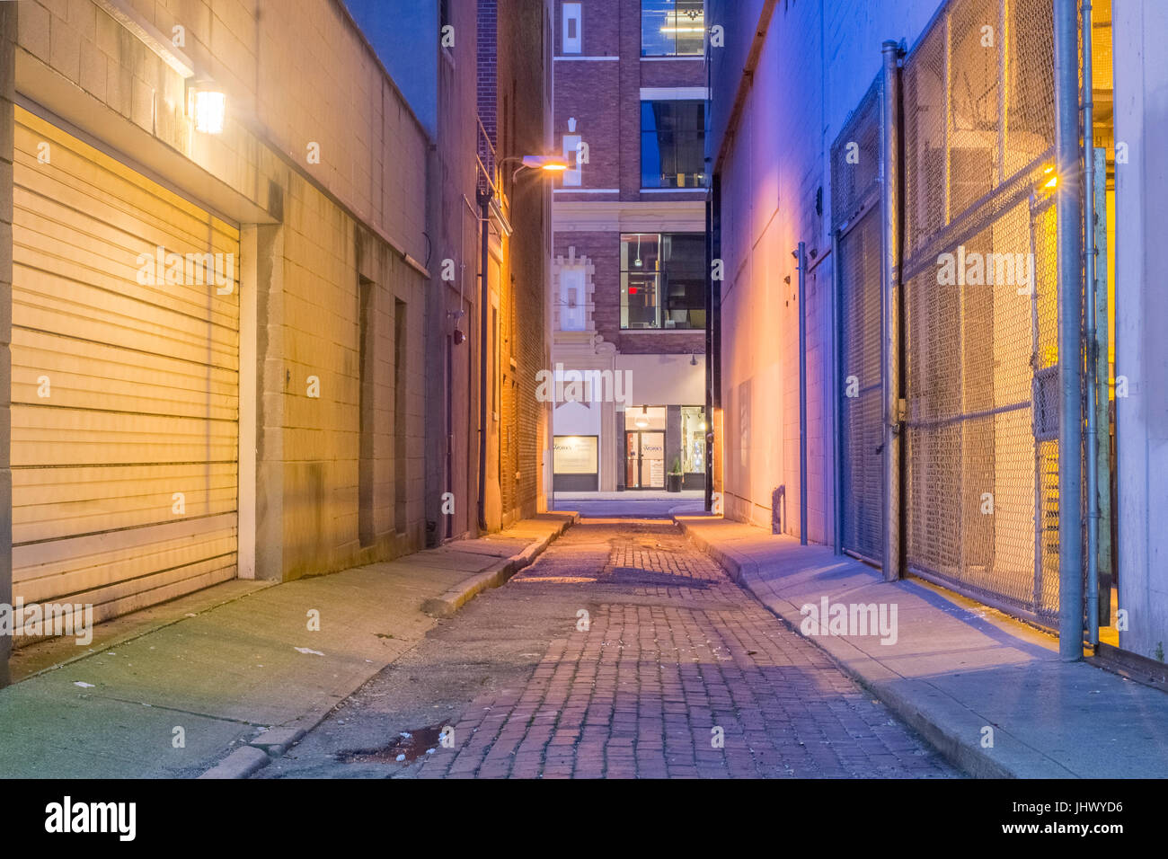Dark alley city lights hi-res stock photography and images - Alamy