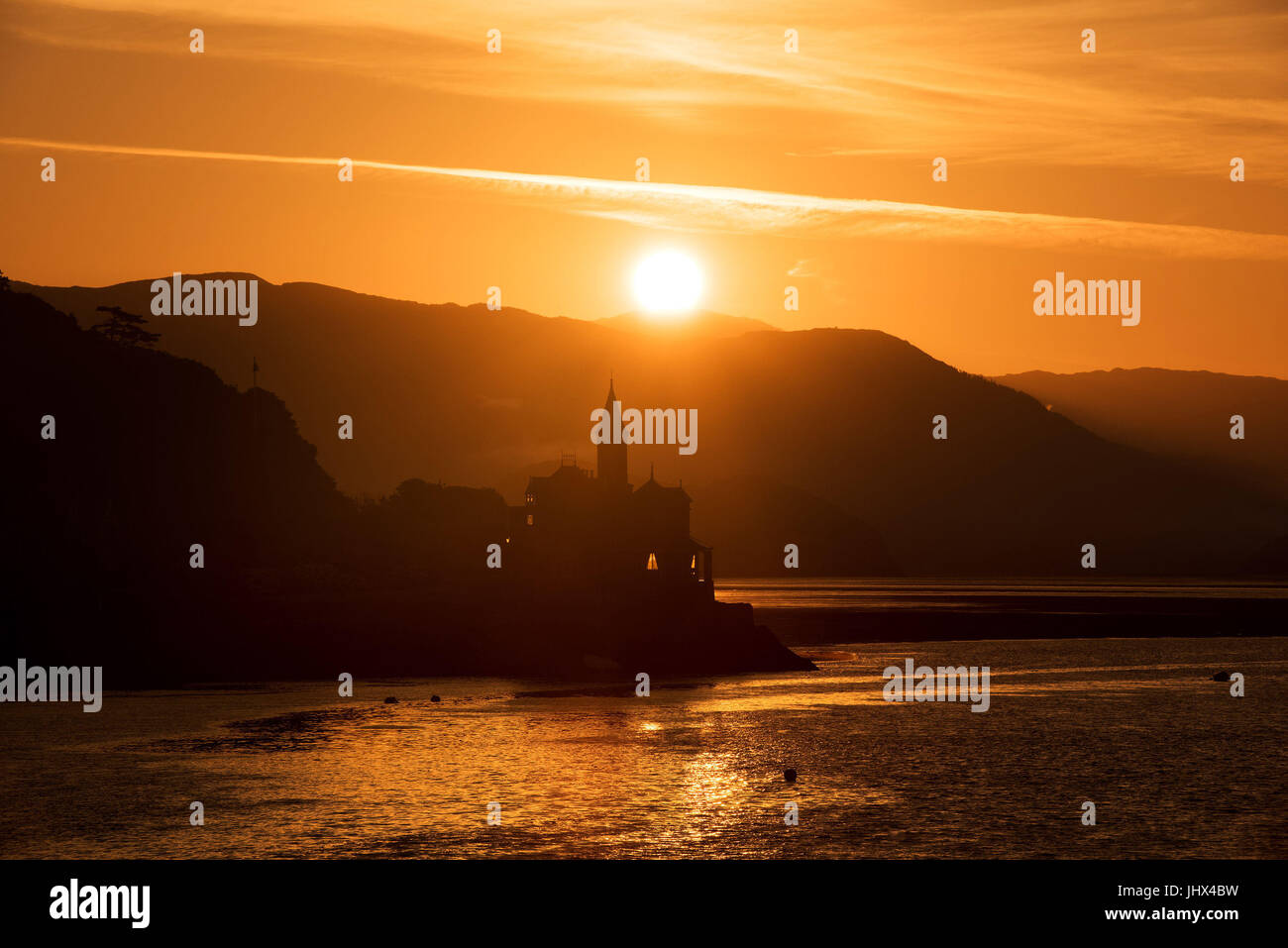 The sunrise over the Mawddach estuary in Barmouth, Wales Stock Photo ...