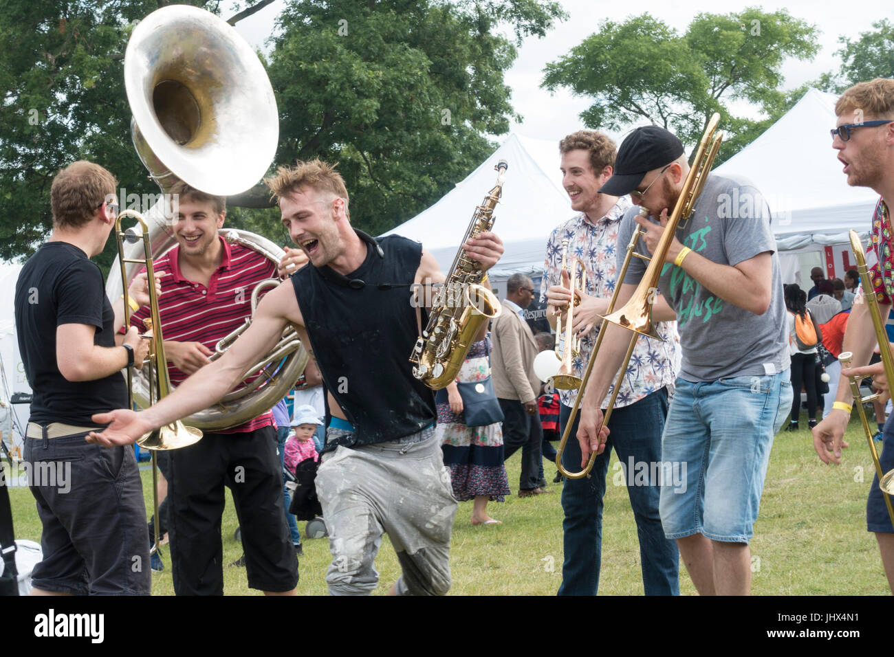 Band playing outside hi-res stock photography and images - Alamy