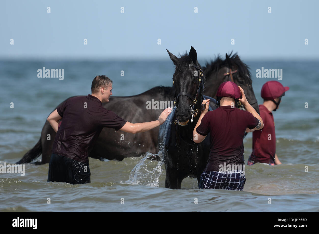 Troops from the Household Cavalry Mounted Regiment exercise their ...