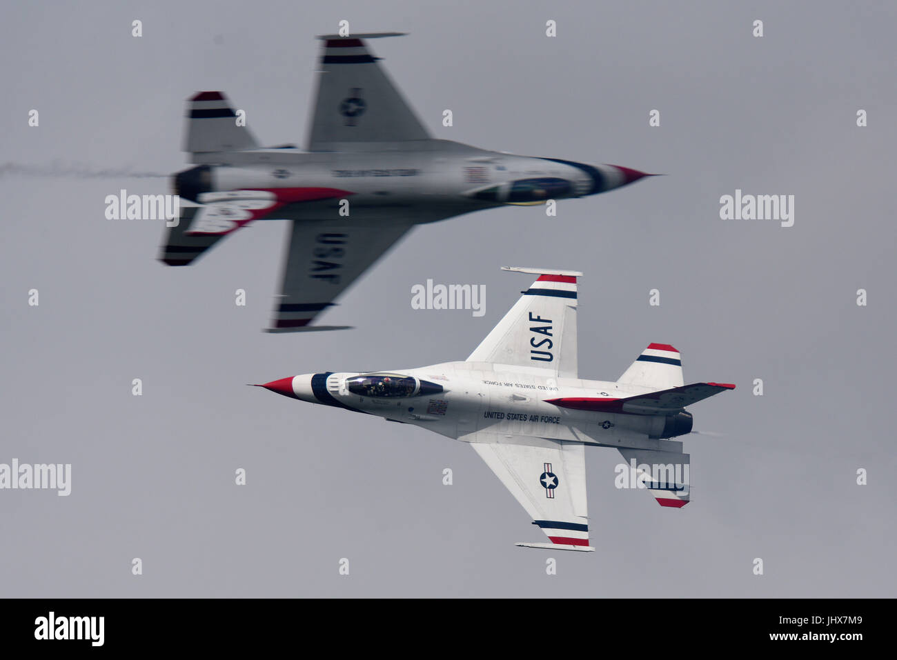The USAF Thunderbirds display team flying at a UK airshow Stock Photo ...