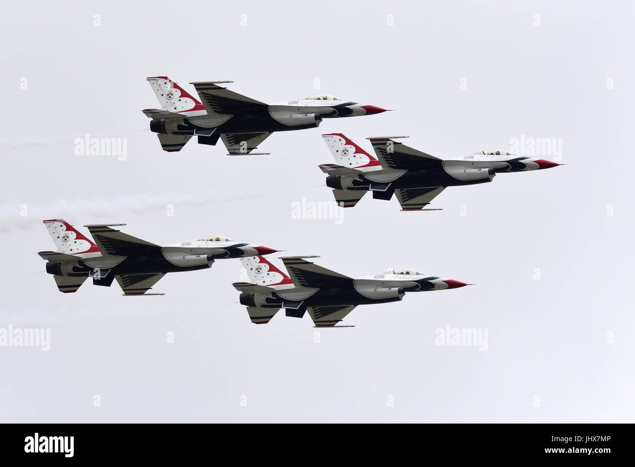 The USAF Thunderbirds display team flying at a UK airshow Stock Photo ...
