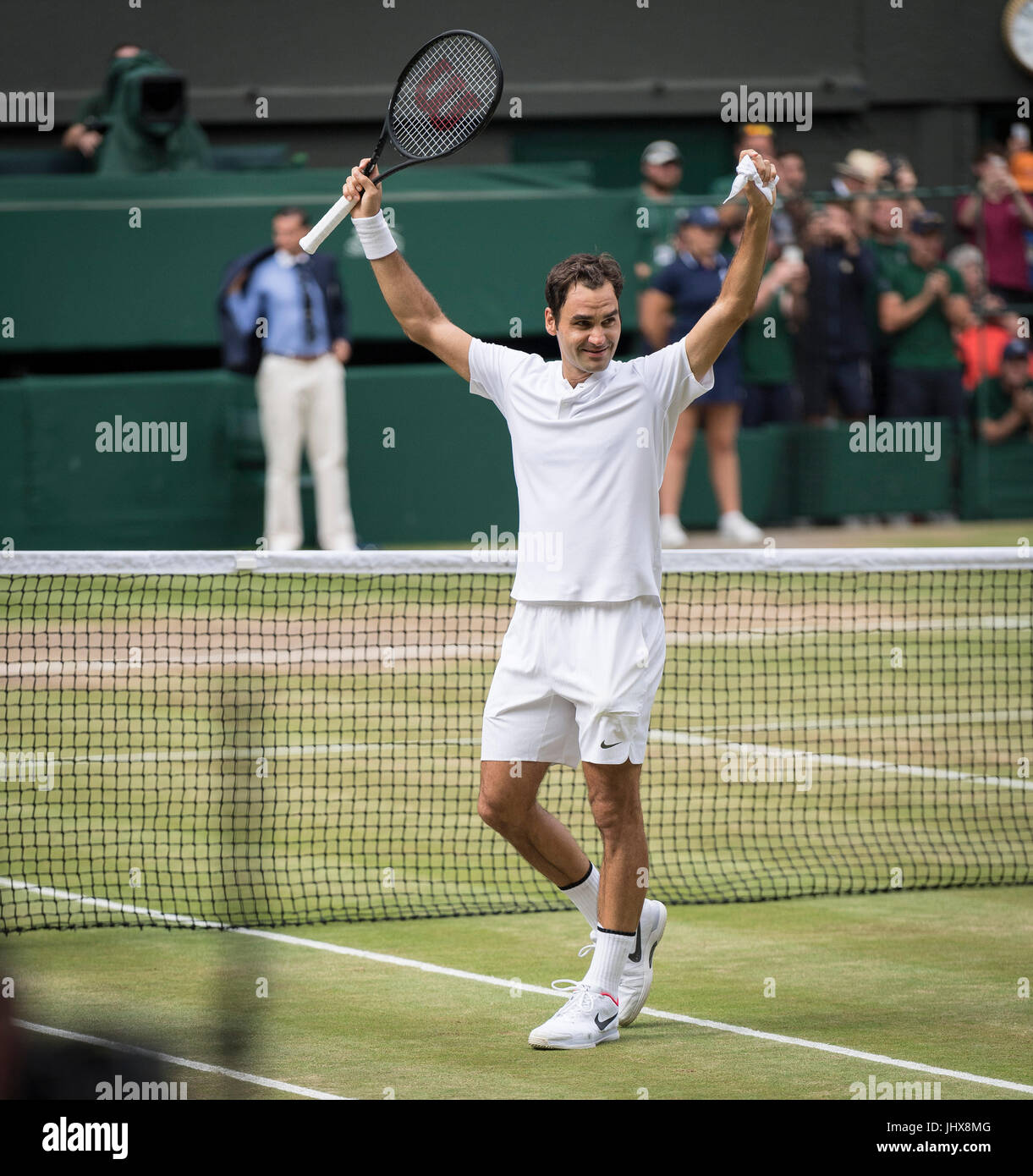 Roger federer 2017 wimbledon trophy hi-res stock photography and images ...