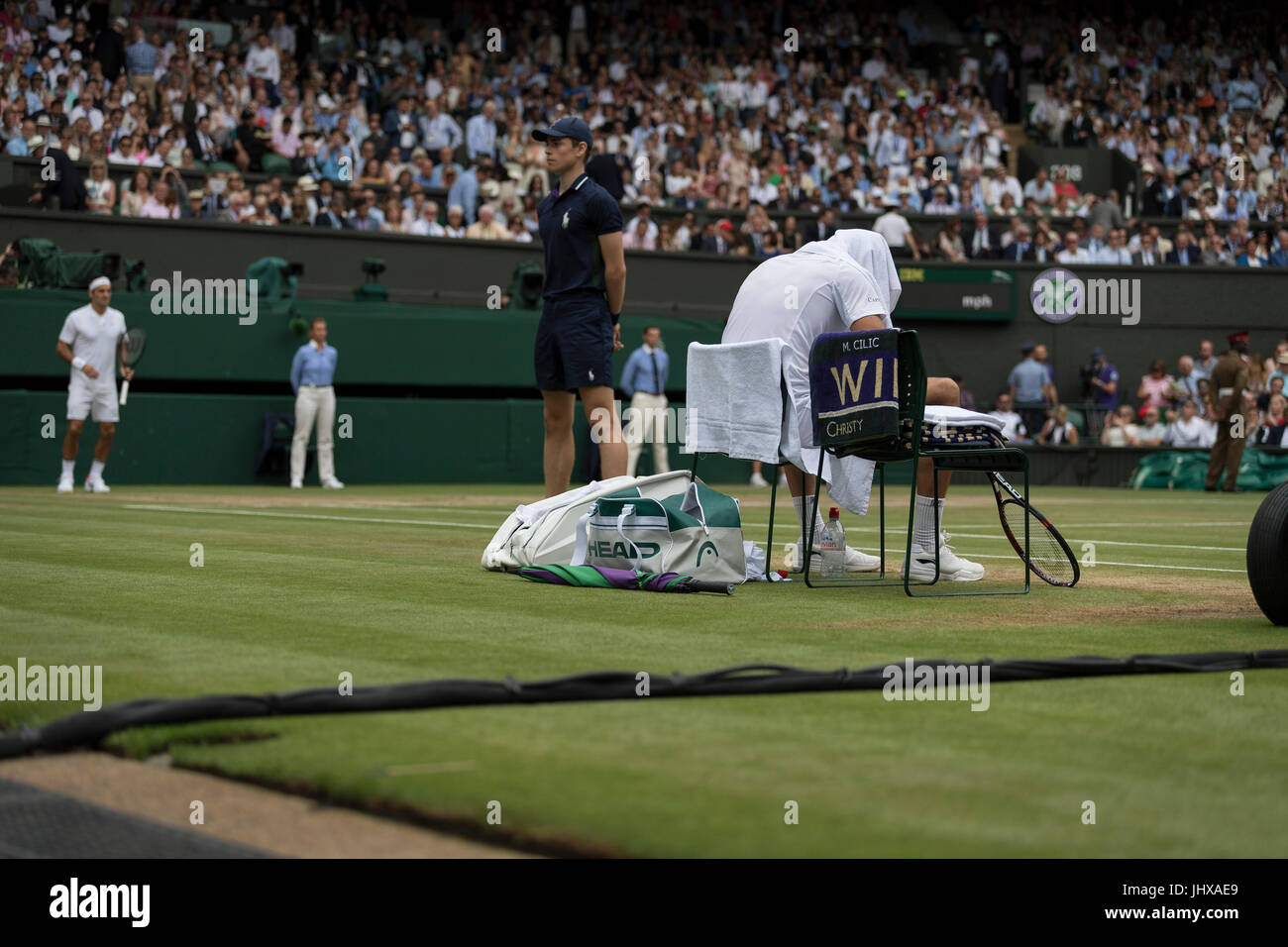 Wimbledon umpire seat hi-res stock photography and images - Alamy
