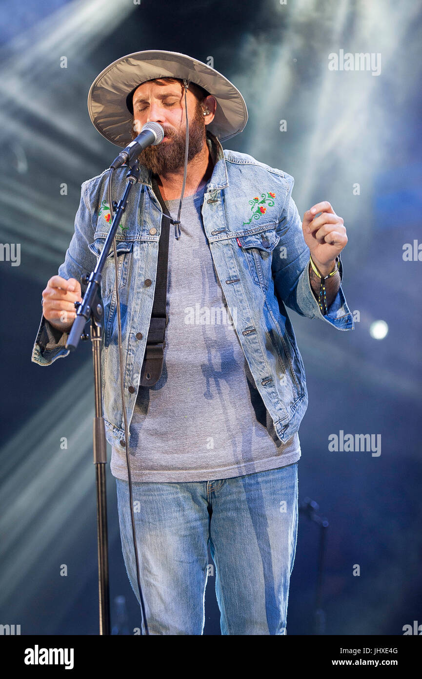 Strumbellas Simon Ward High Resolution Stock Photography and Images - Alamy
