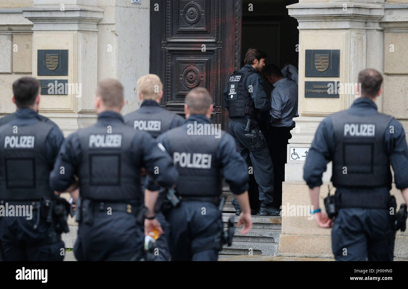 Leipzig, Germany. 17th July, 2017. dpatop - Policemen enter the ...