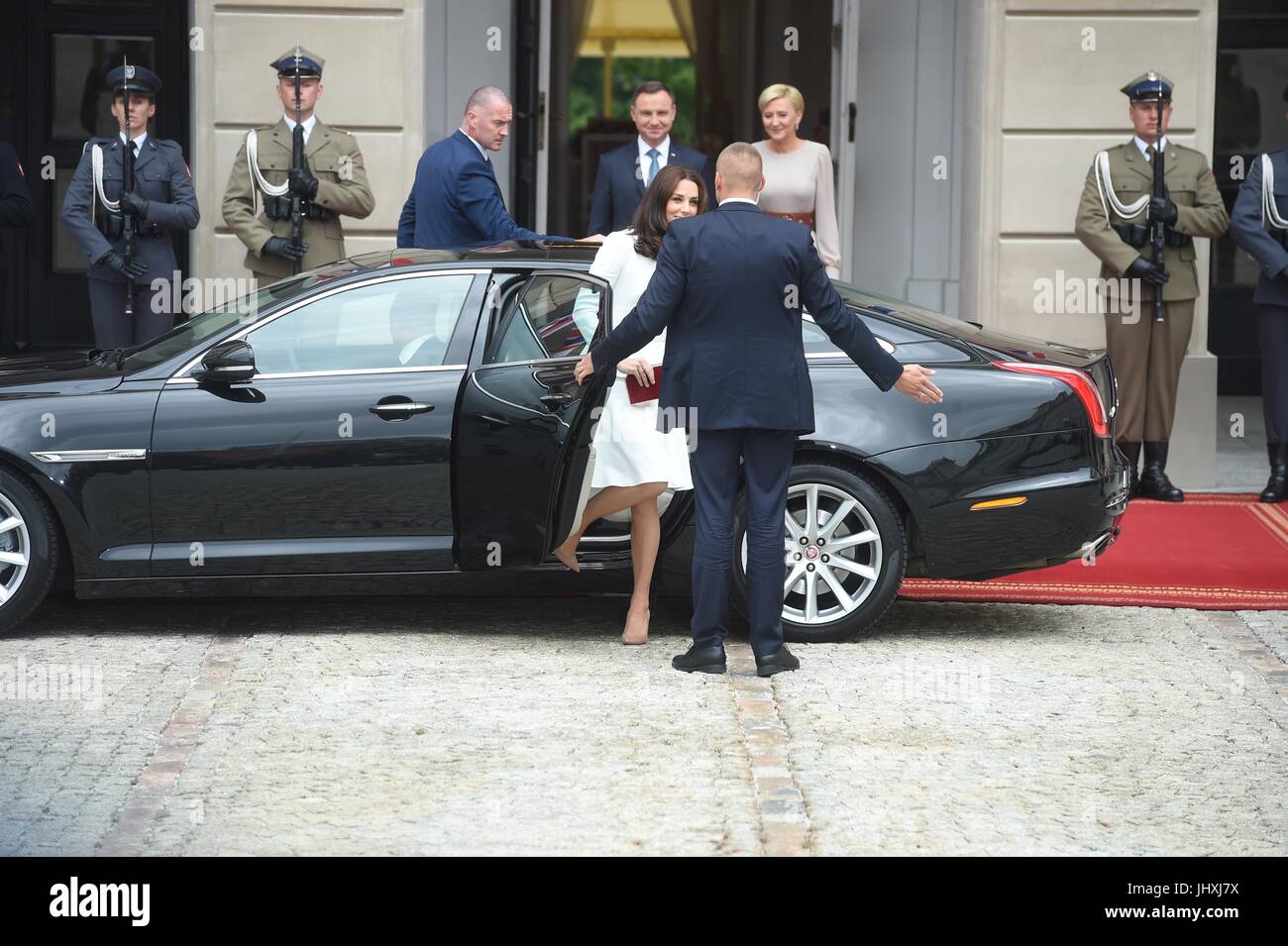 Warsaw, Prince William and Duchess Kate and their children are welcomed ...