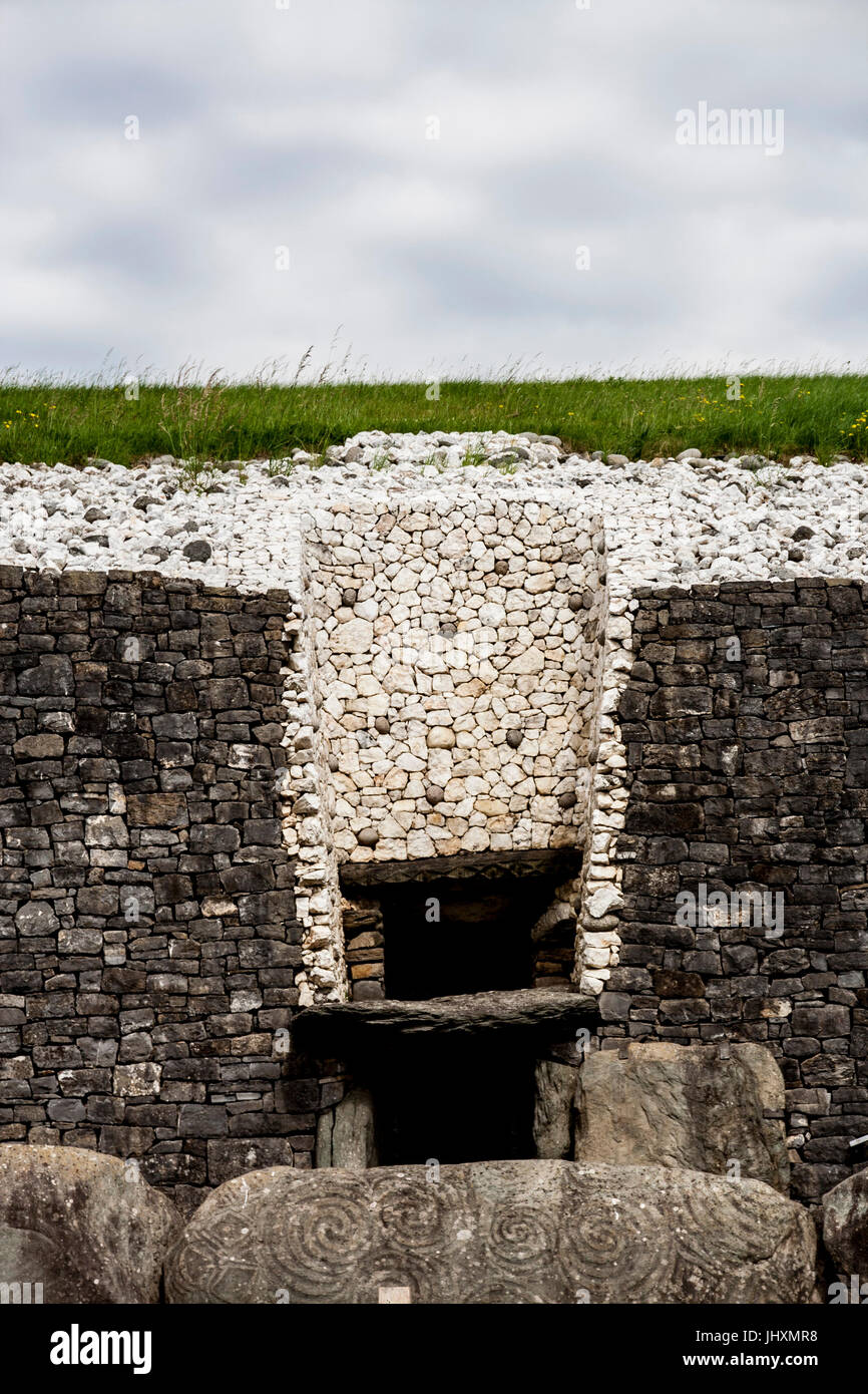 Entrance to neolithic passage tomb at Newgrange in Bru na Boinne, Boyne ...