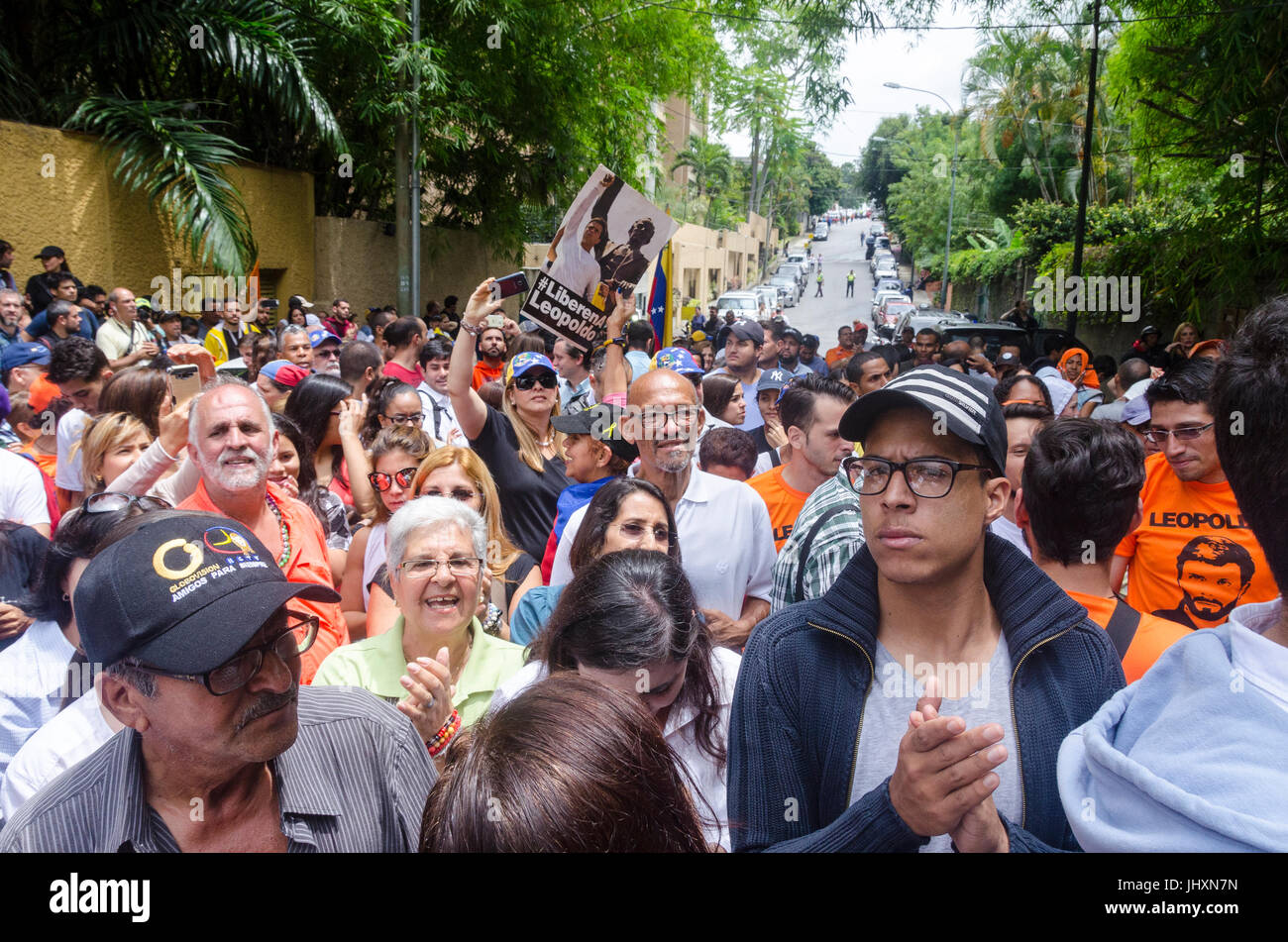 Supporters and Venezuelans at the doors of the house of Leopoldo Lopez ...