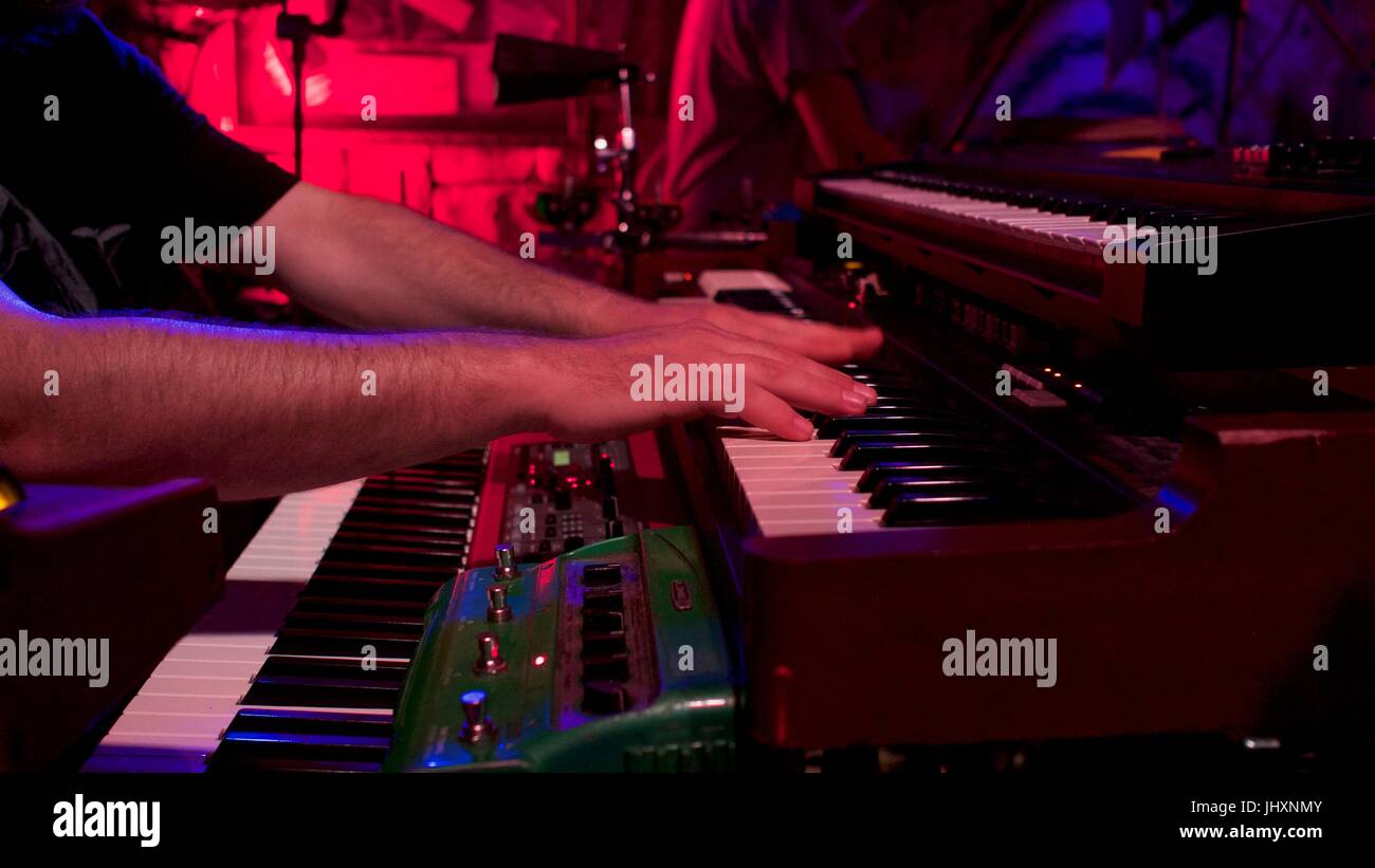 Band playing live music hi-res stock photography and images - Alamy