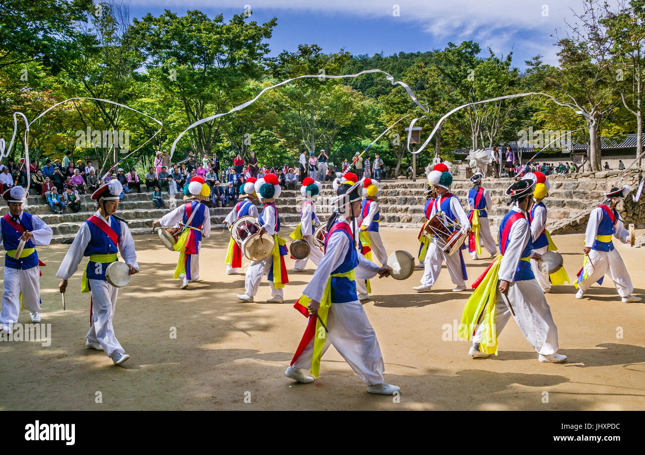 Republik of Korea, Suwon, Korean Folk village, farmers music and dance ...