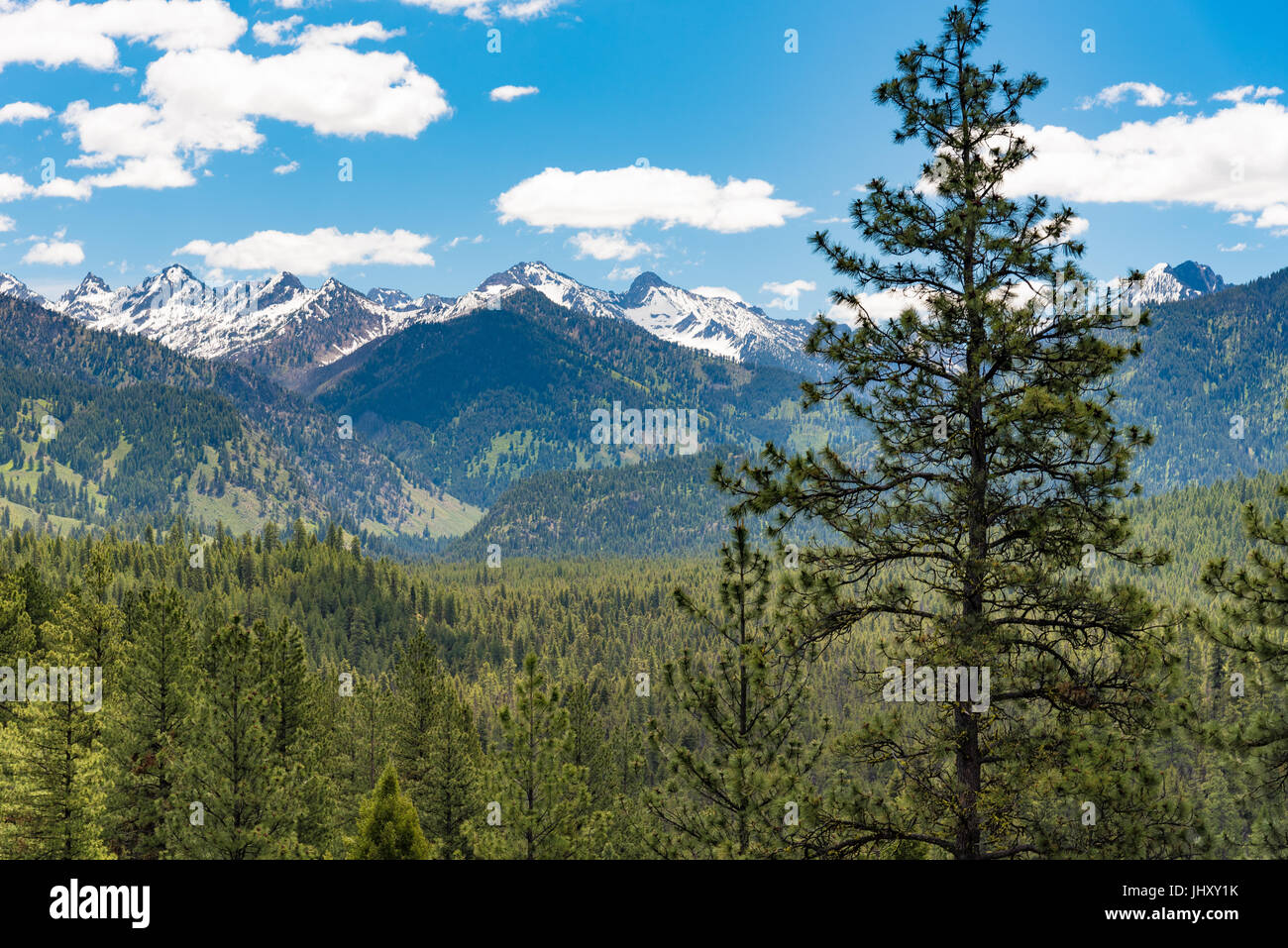Overlooking mountains hi-res stock photography and images - Alamy