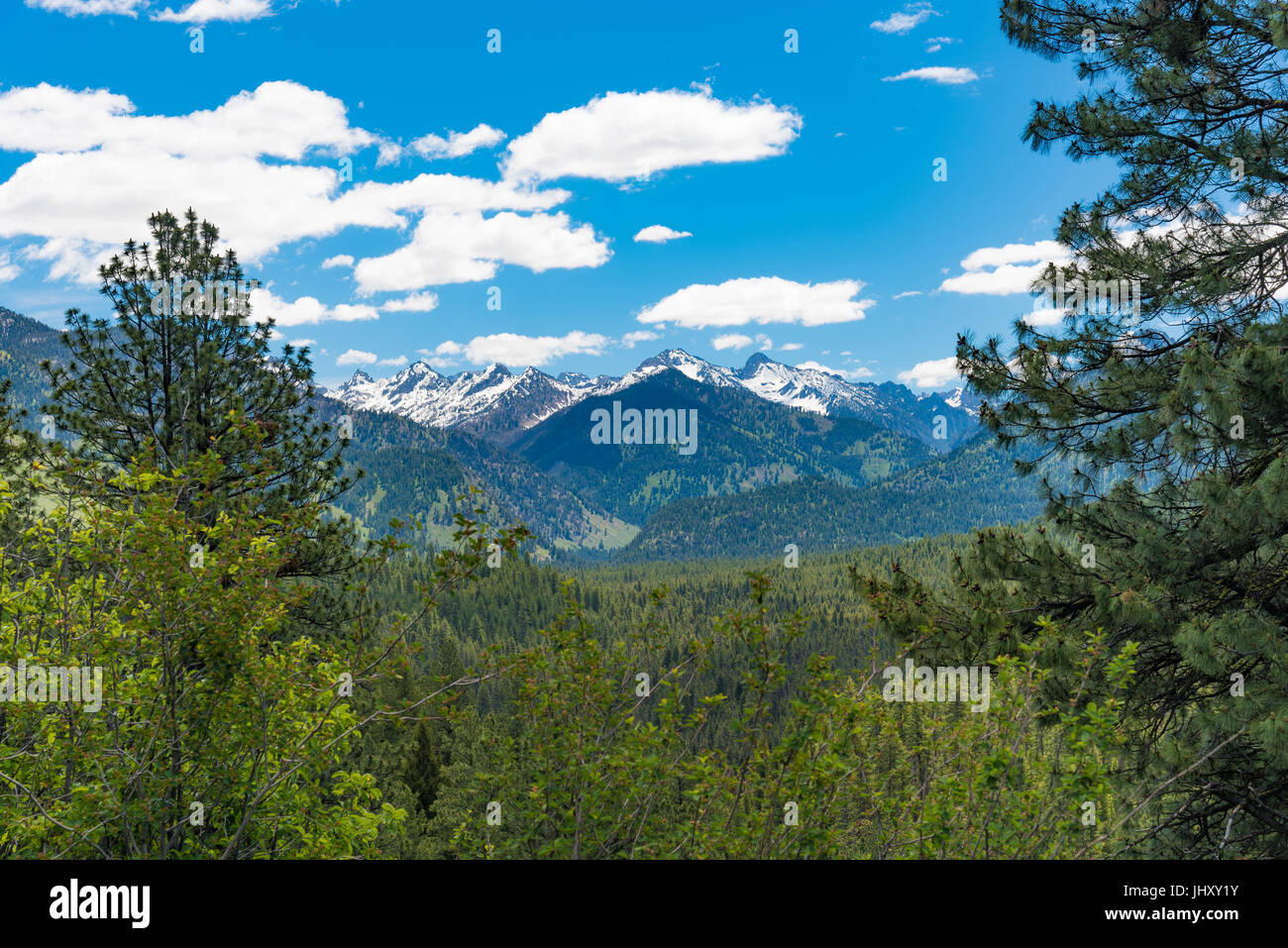Overlooking mountains hi-res stock photography and images - Alamy
