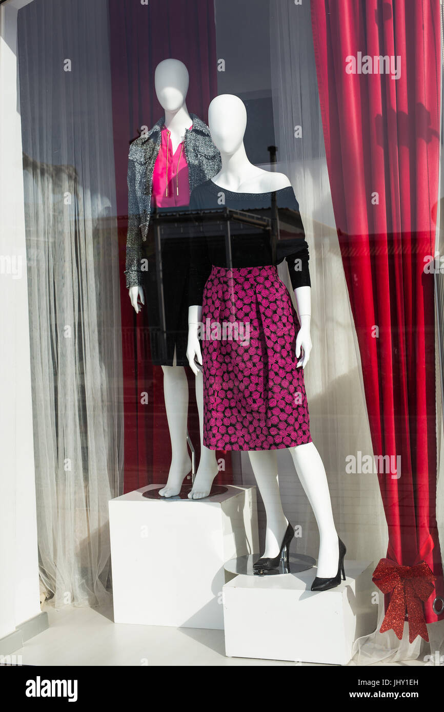 Women mannequin in shop of a fashion store Stock Photo - Alamy