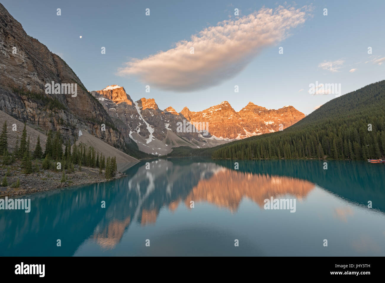 Beautiful sunrise lake reflection at Moraine Lake, Banff National Park ...