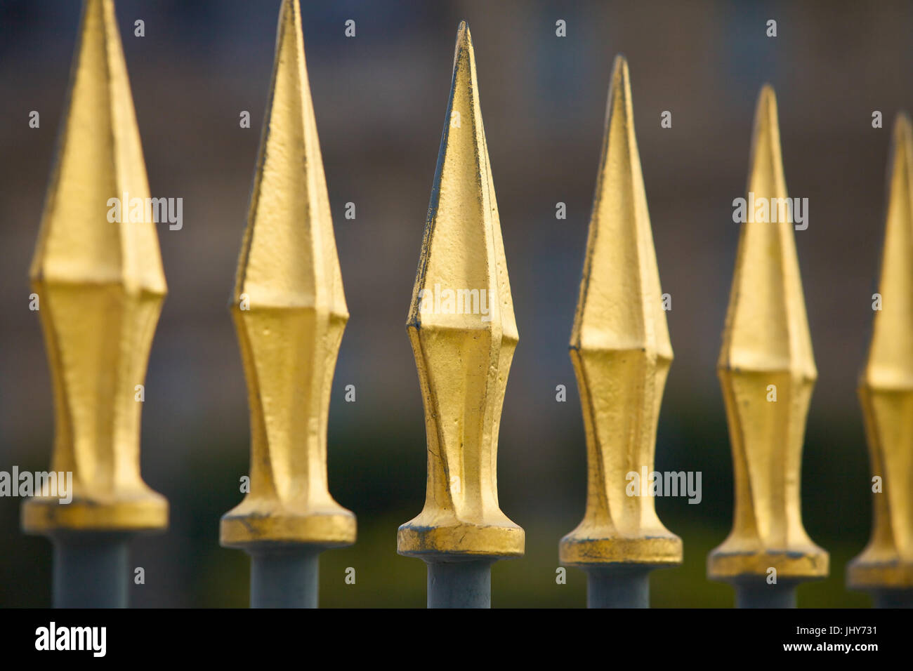 Golden fence points - Golden peaks of a fence, Goldene Zaunspitzen ...
