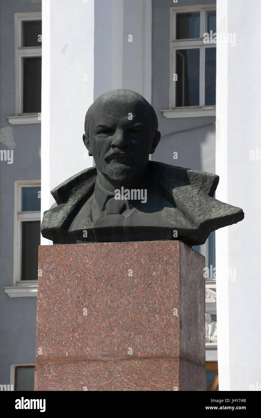 Statue of Vladimir Lenin in front of the House of Soviets, Tiraspol ...