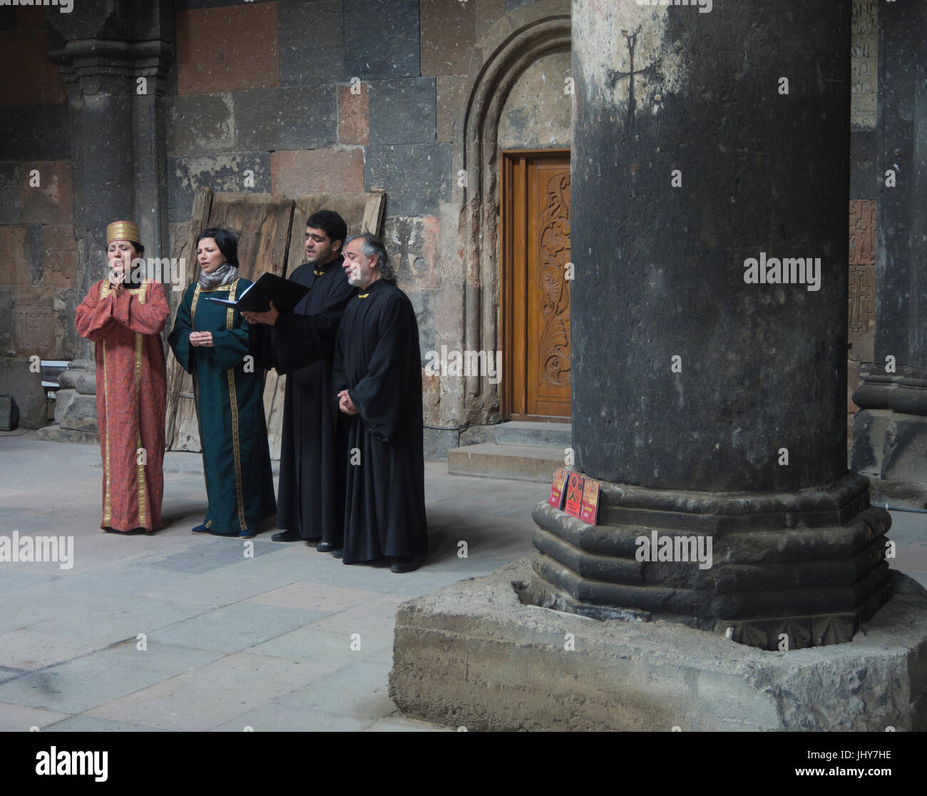 Opera singer hi-res stock photography and images - Alamy