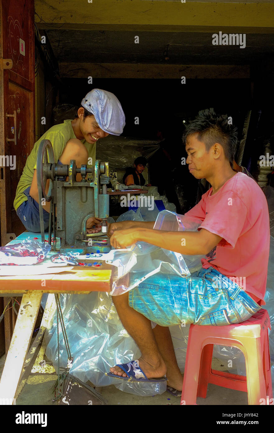 Textile workers hi-res stock photography and images - Alamy