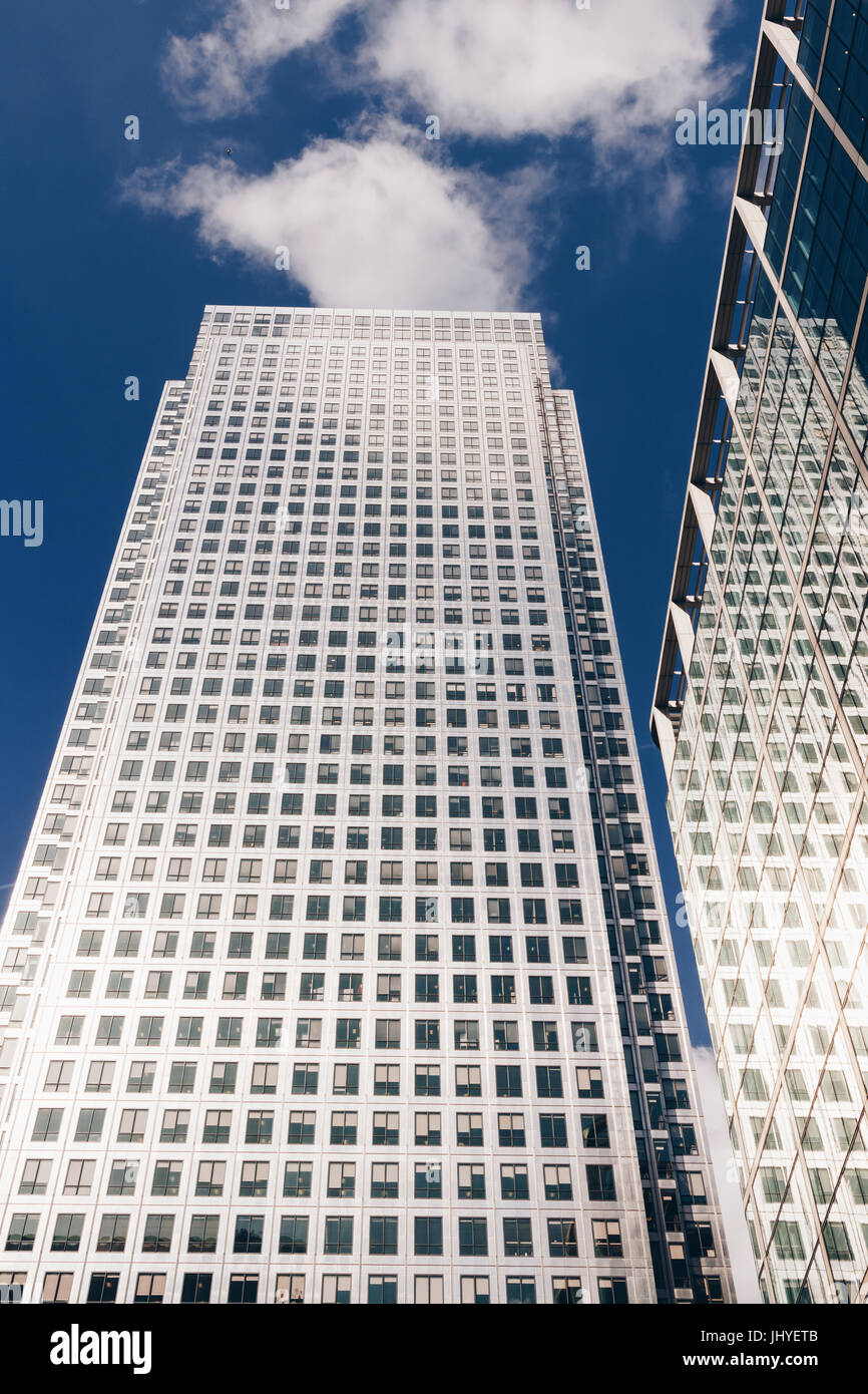 Abstract view skyscraper sunlight hi-res stock photography and images ...