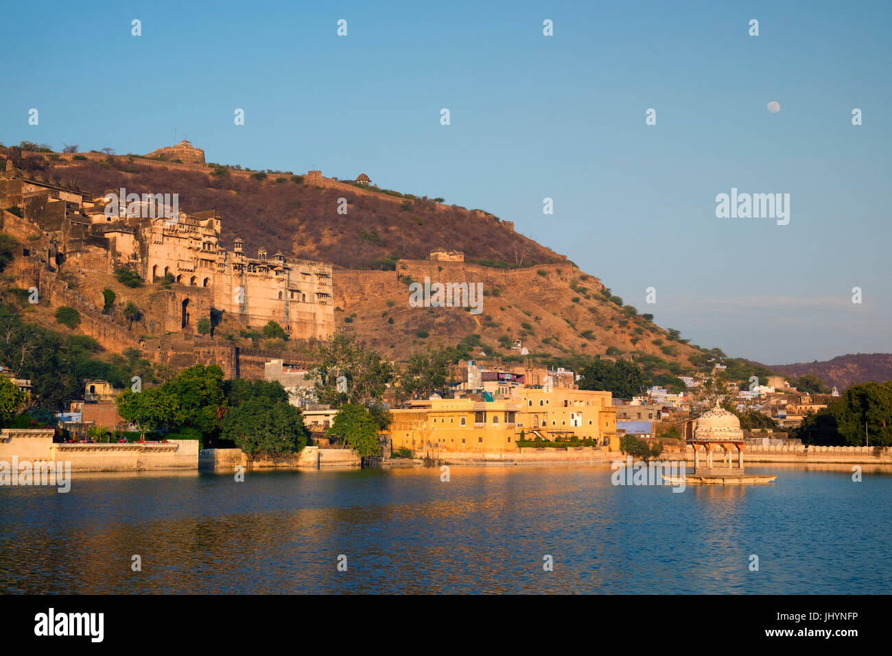 Bundi Palace and Taragarh Fort on the hill behind Nawal Sagar Lake ...