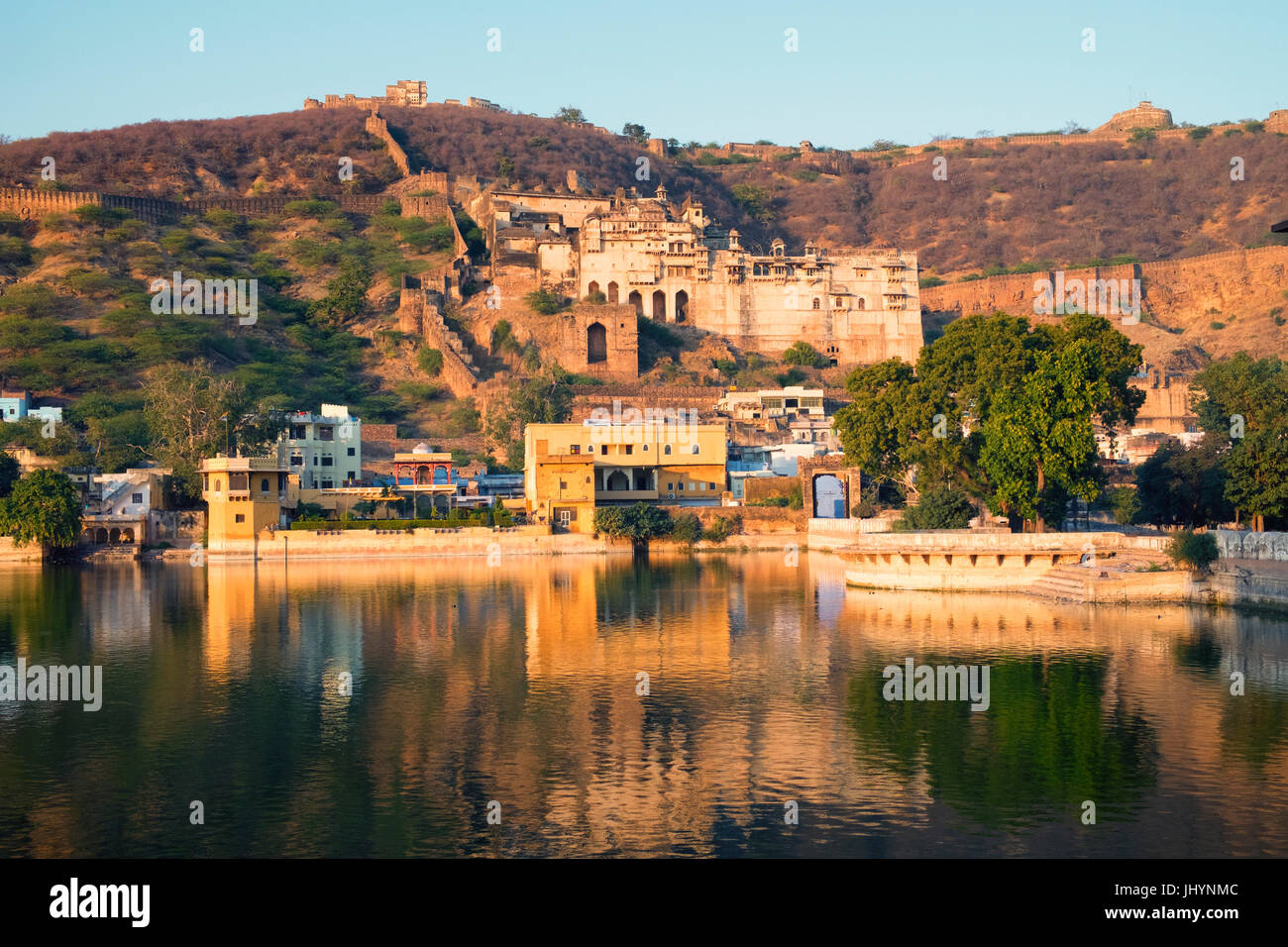 Bundi Palace and Taragarh Fort on the hill behind Nawal Sagar Lake ...