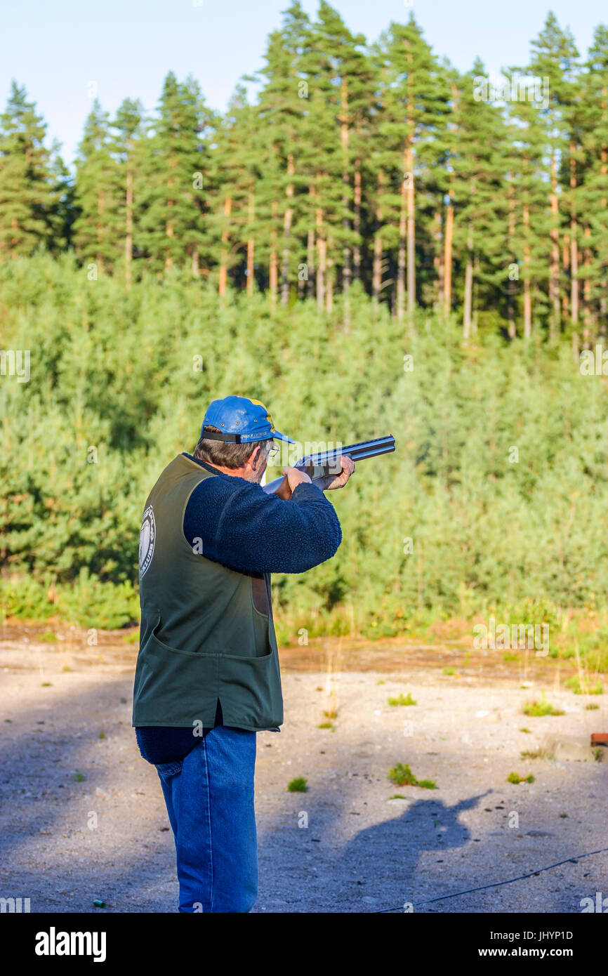 Hunter with a shotgun Stock Photo - Alamy