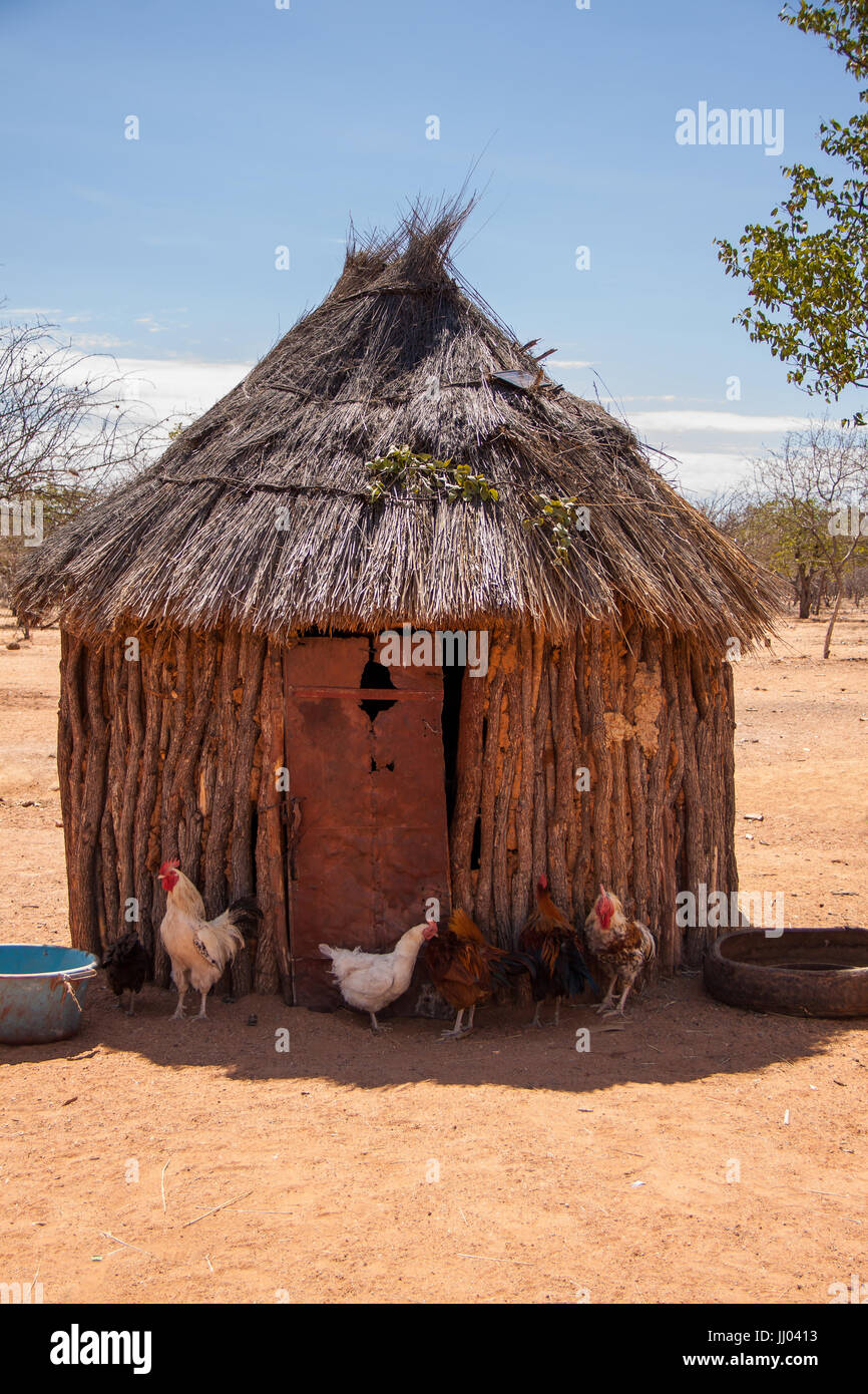 African straw hut hi-res stock photography and images - Alamy