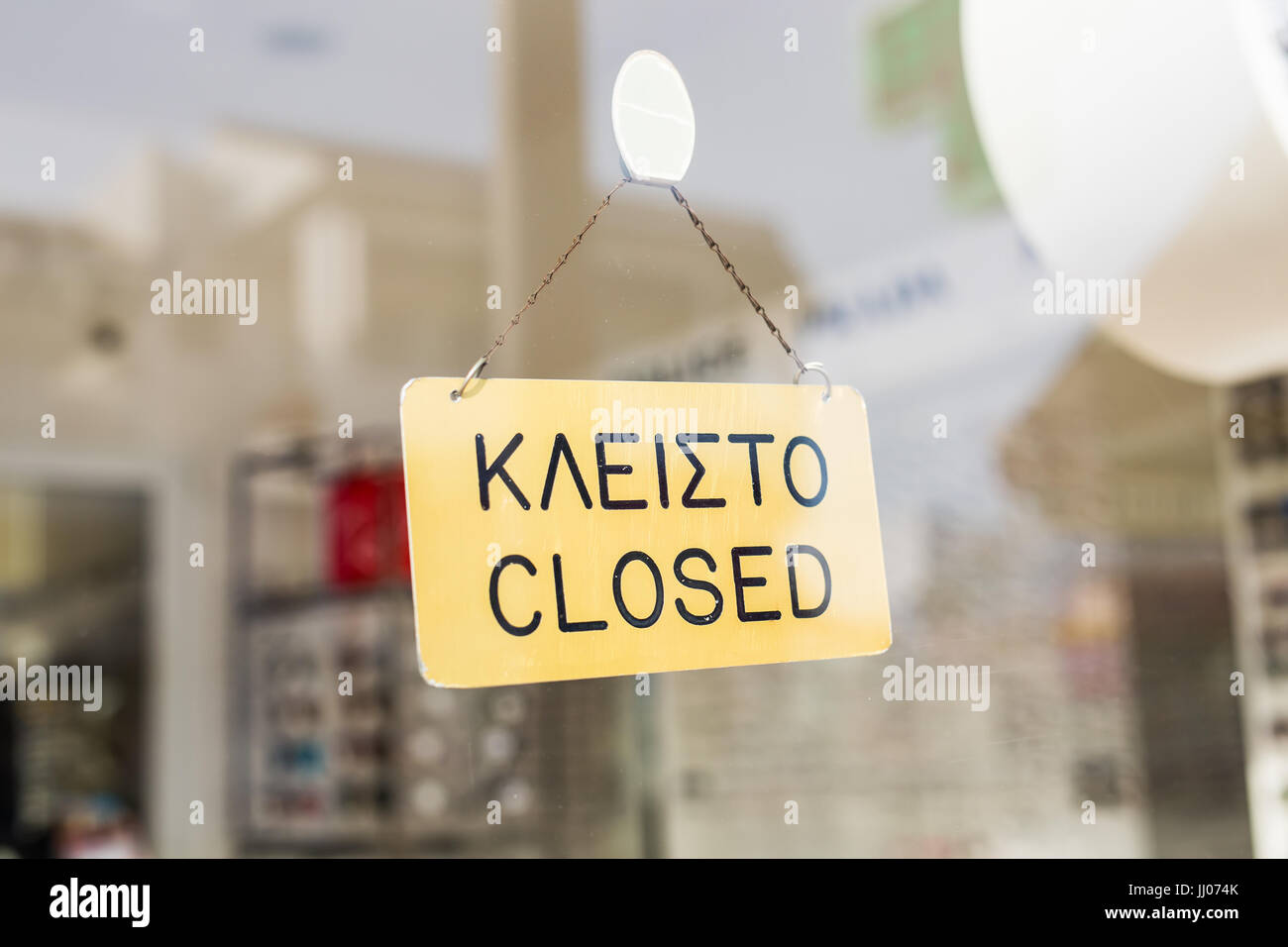 Closed sign hanging in a shop window Stock Photo - Alamy