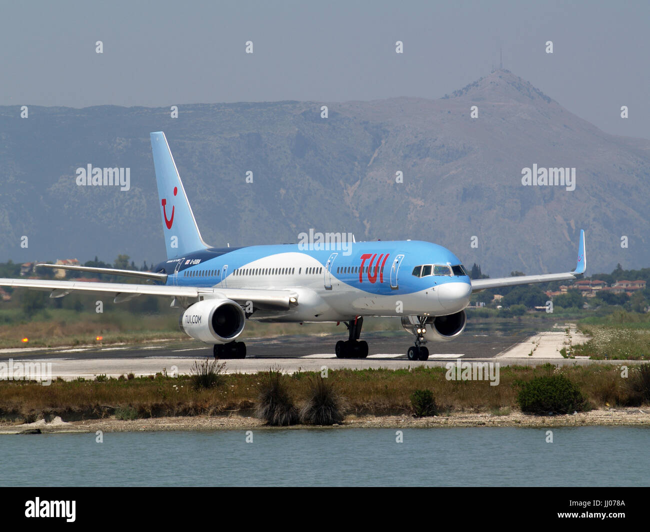 Aircraft taxiiing hi-res stock photography and images - Alamy