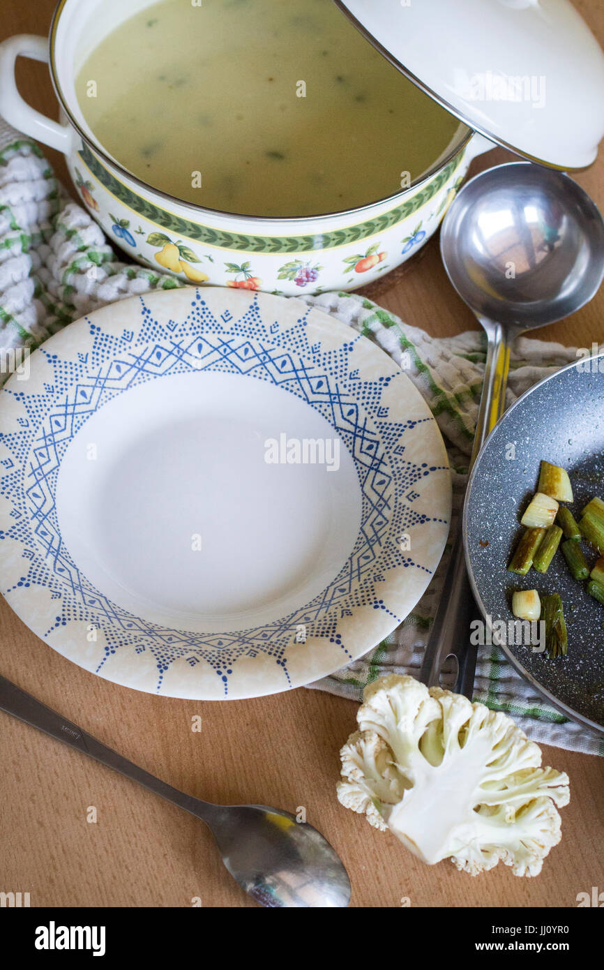 empty plate next to a bowl of soup Stock Photo - Alamy