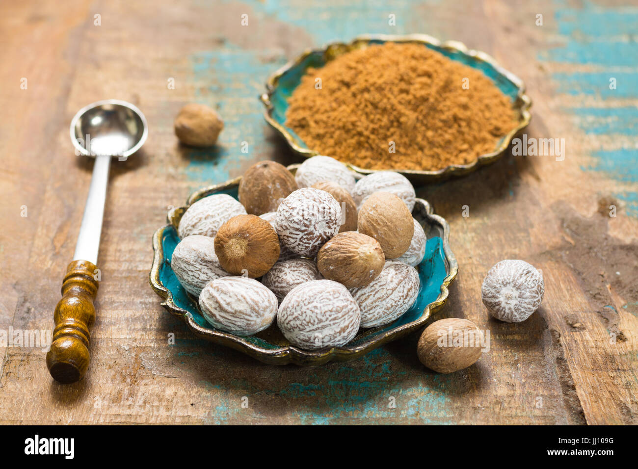 Nutmeg powder. Macro view whole nuts and grated muscat nuts on vintage ...
