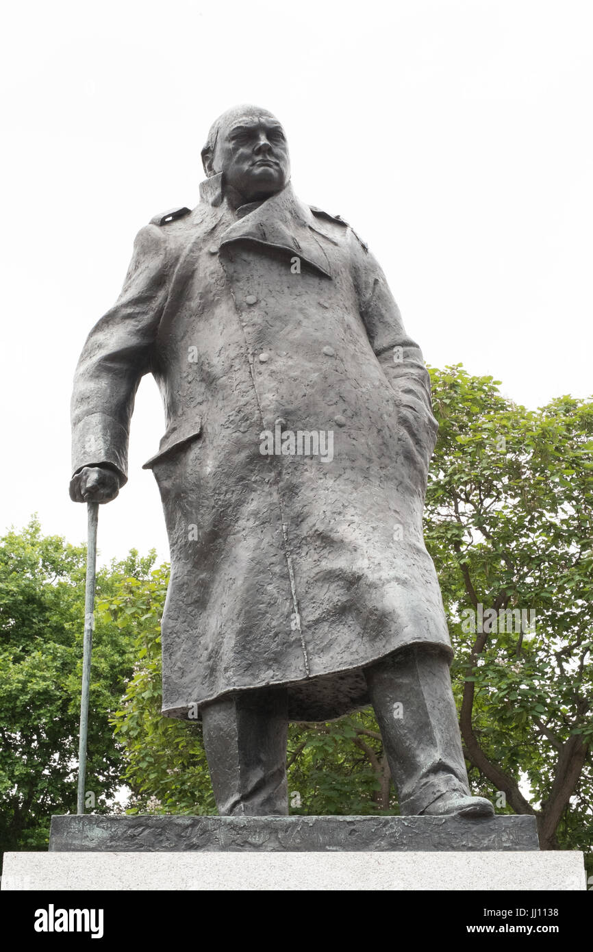 Statue of Sir Winston Churchill, Parliament Square, London, England ...