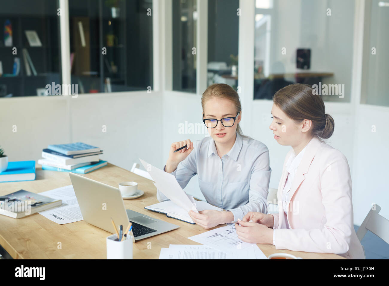 Woman showing contract hi-res stock photography and images - Alamy