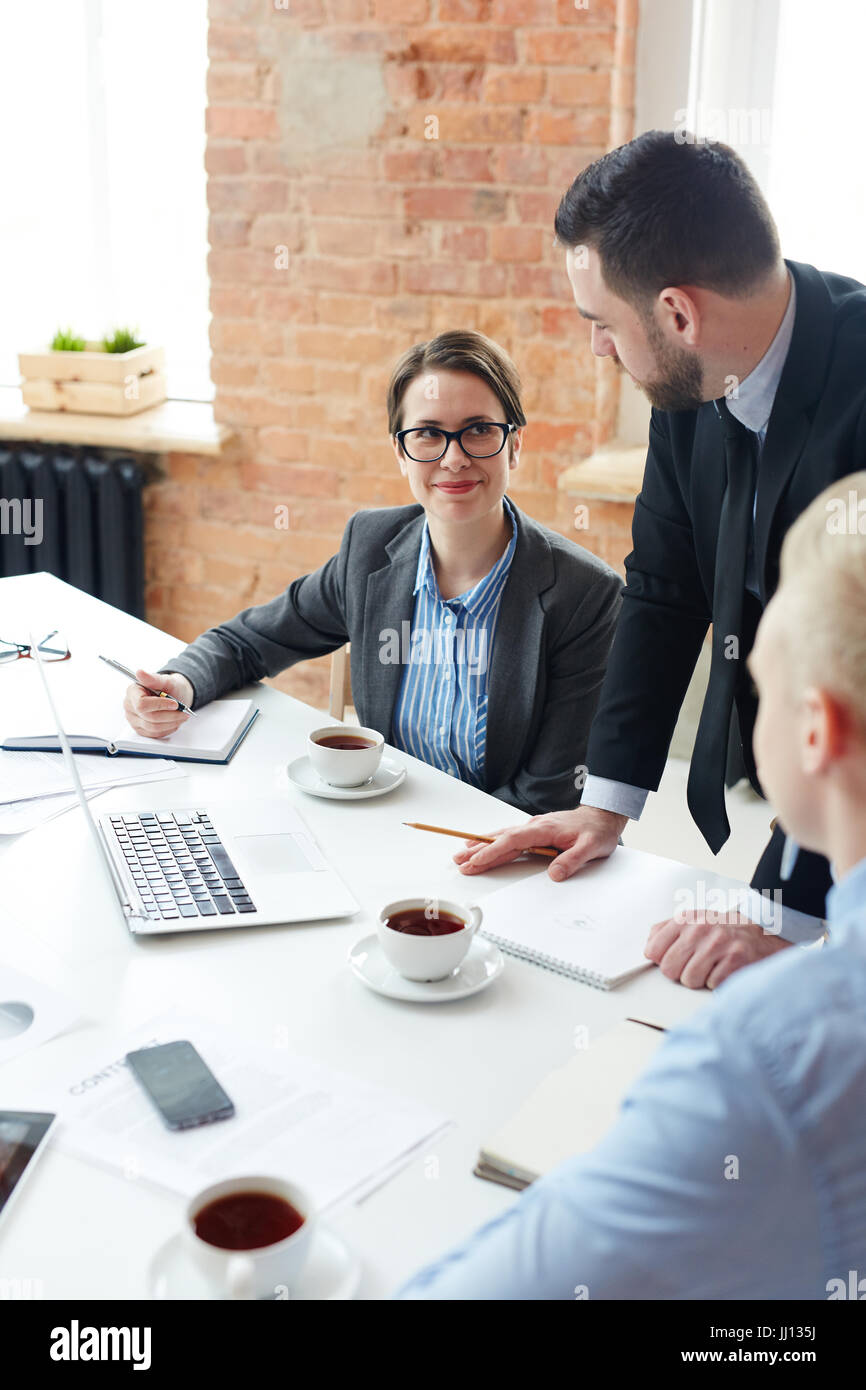 Briefing of colleagues Stock Photo - Alamy