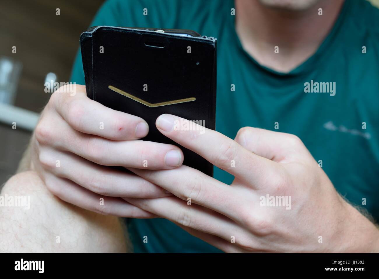 Man texting on his smartphone Stock Photo - Alamy
