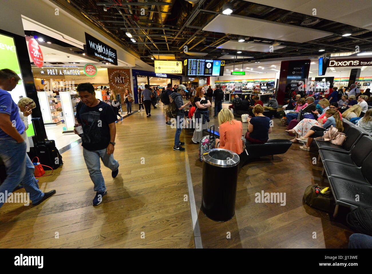 Heathrow Terminal 3 departure lounge Stock Photo - Alamy