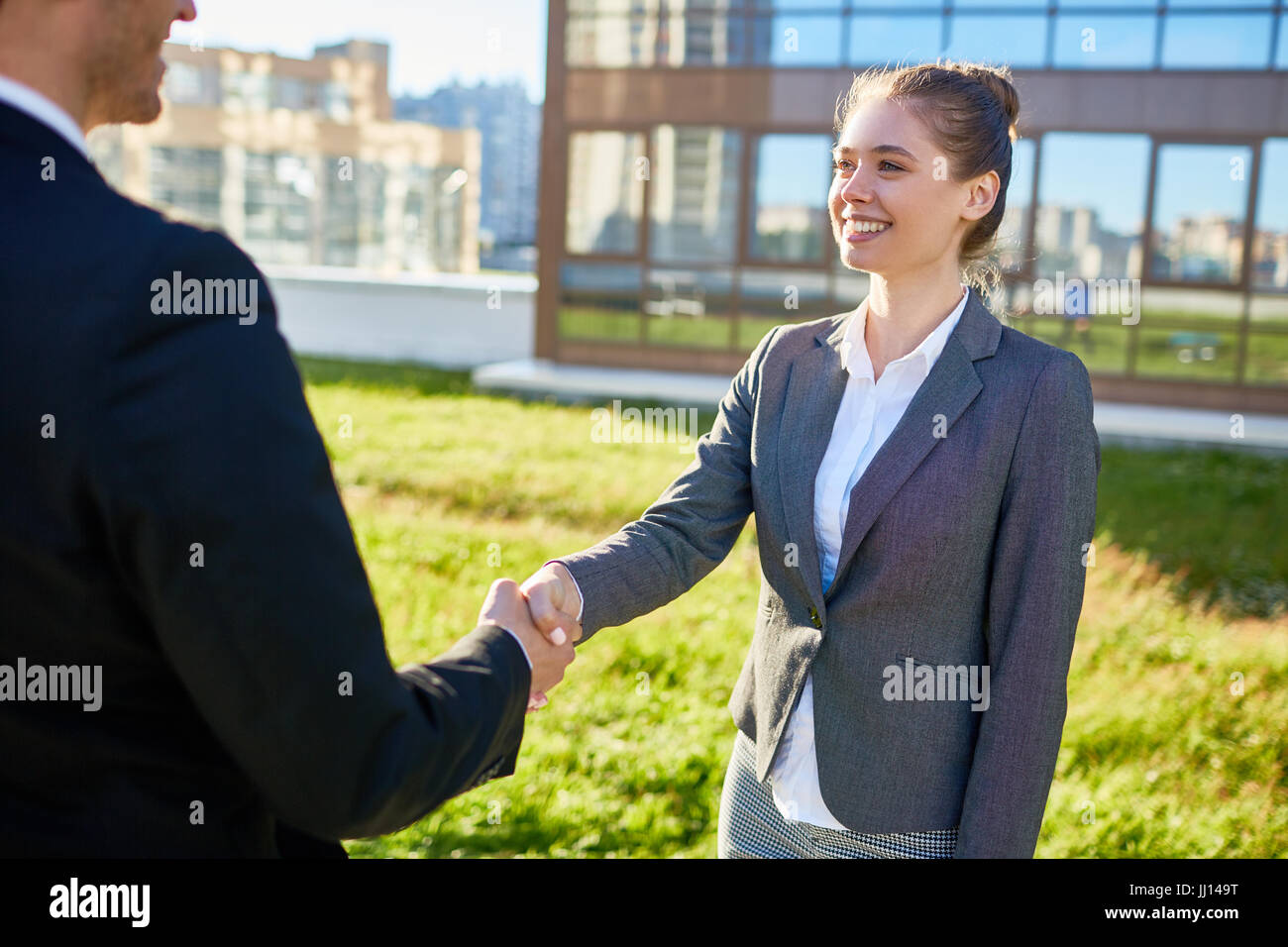 Outdoor handshake hi-res stock photography and images - Alamy