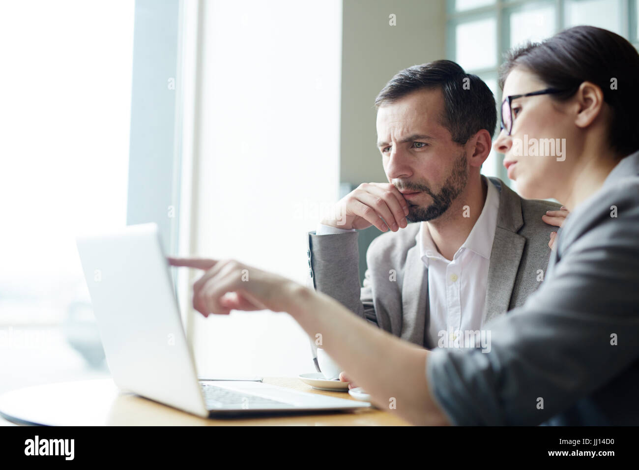 Online analysis hi-res stock photography and images - Alamy