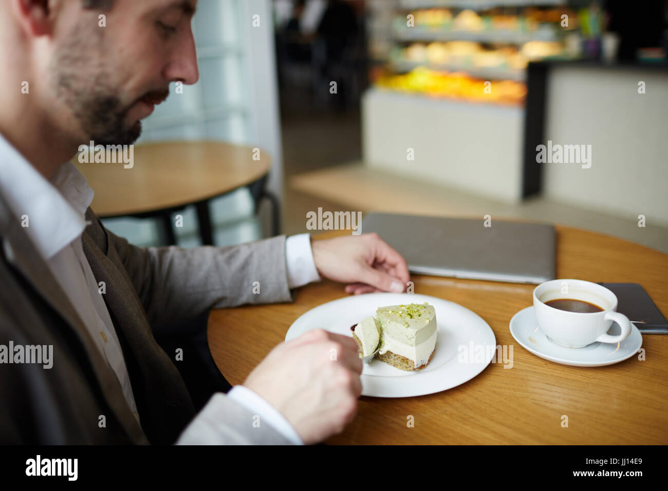 Man eating cake hi-res stock photography and images - Alamy
